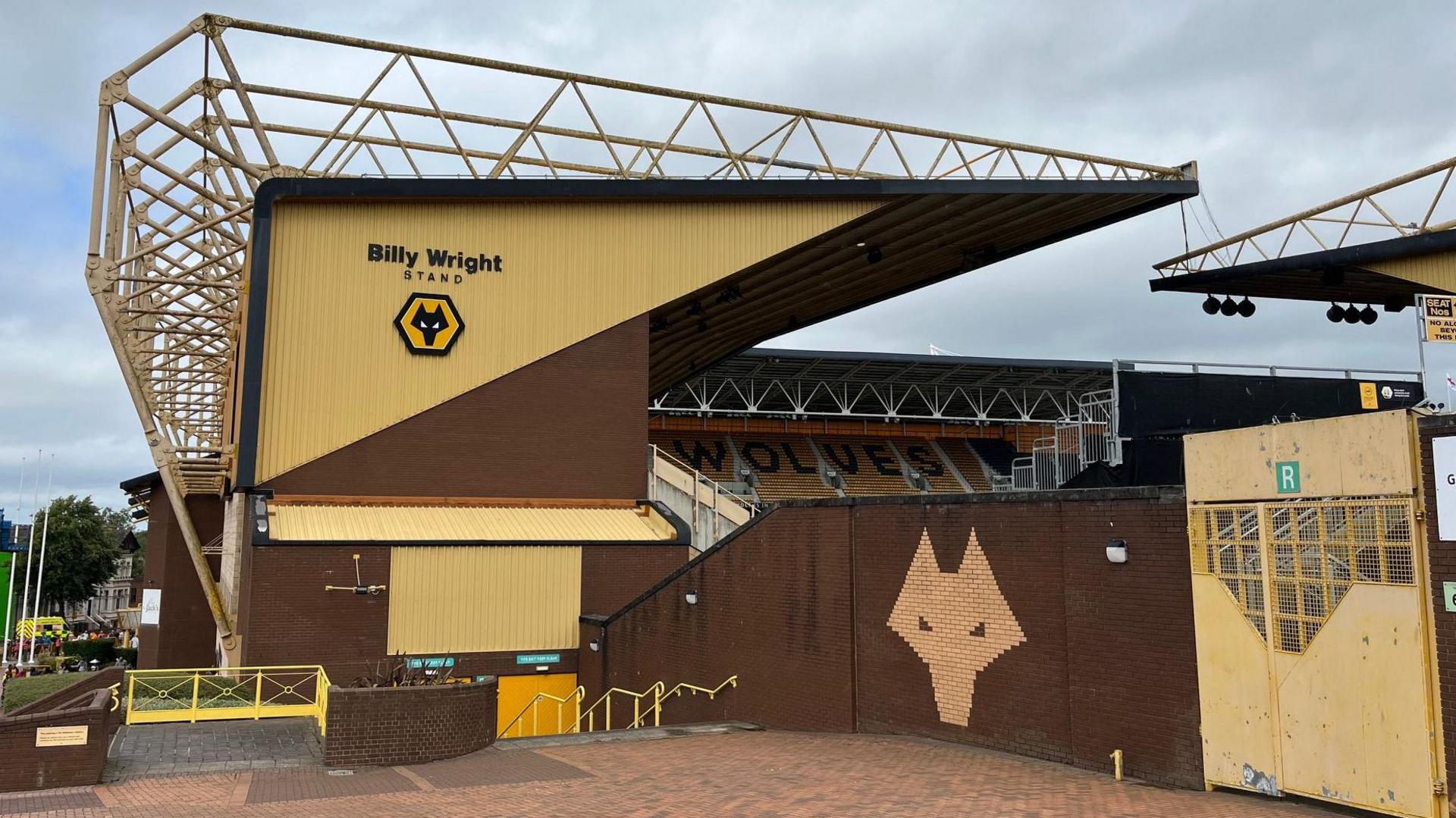 Wolves charity Christmas appeal helps hundreds of children - BBC News