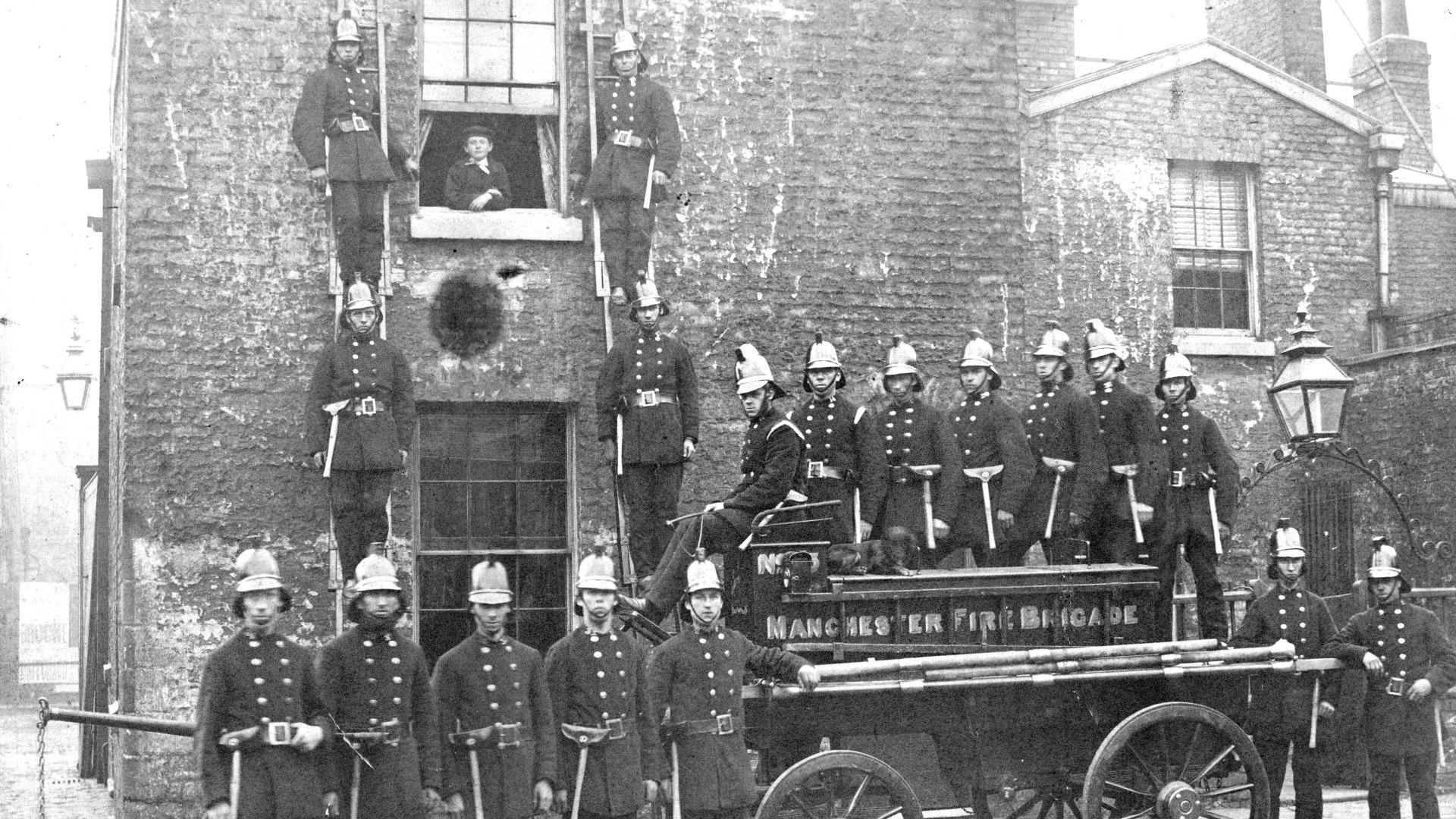 Open day to celebrate 200 years of the Manchester Fire Brigade - BBC News
