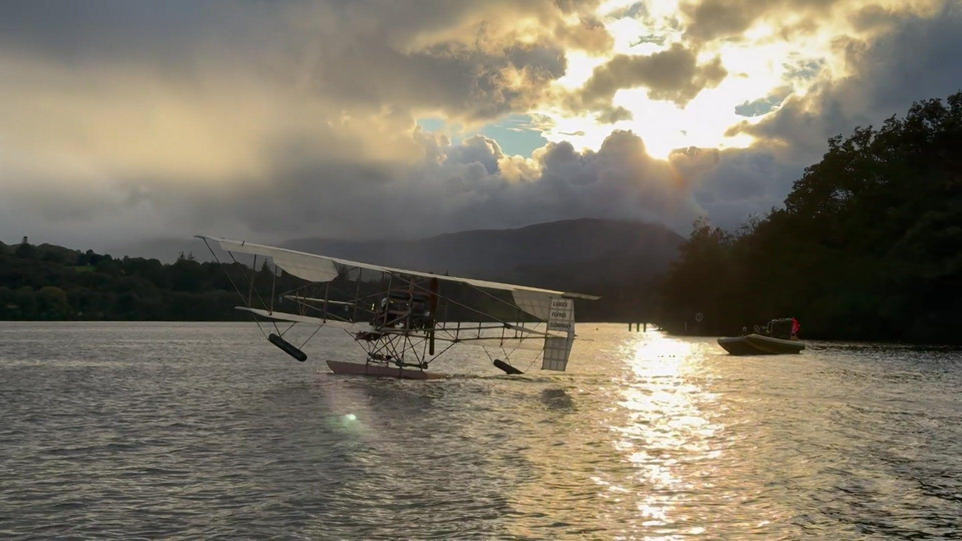 Seaplane Waterbird returns to Windermere amid new home bid - BBC News