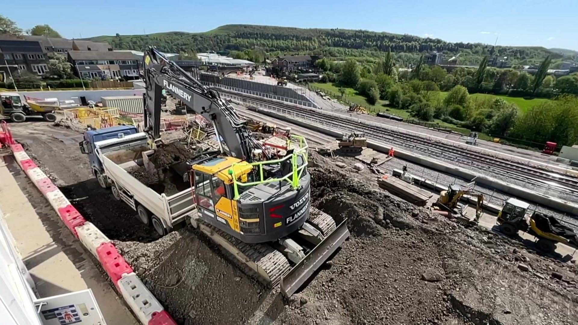 Plan ahead for Huddersfield and Leeds rail disruption - BBC News