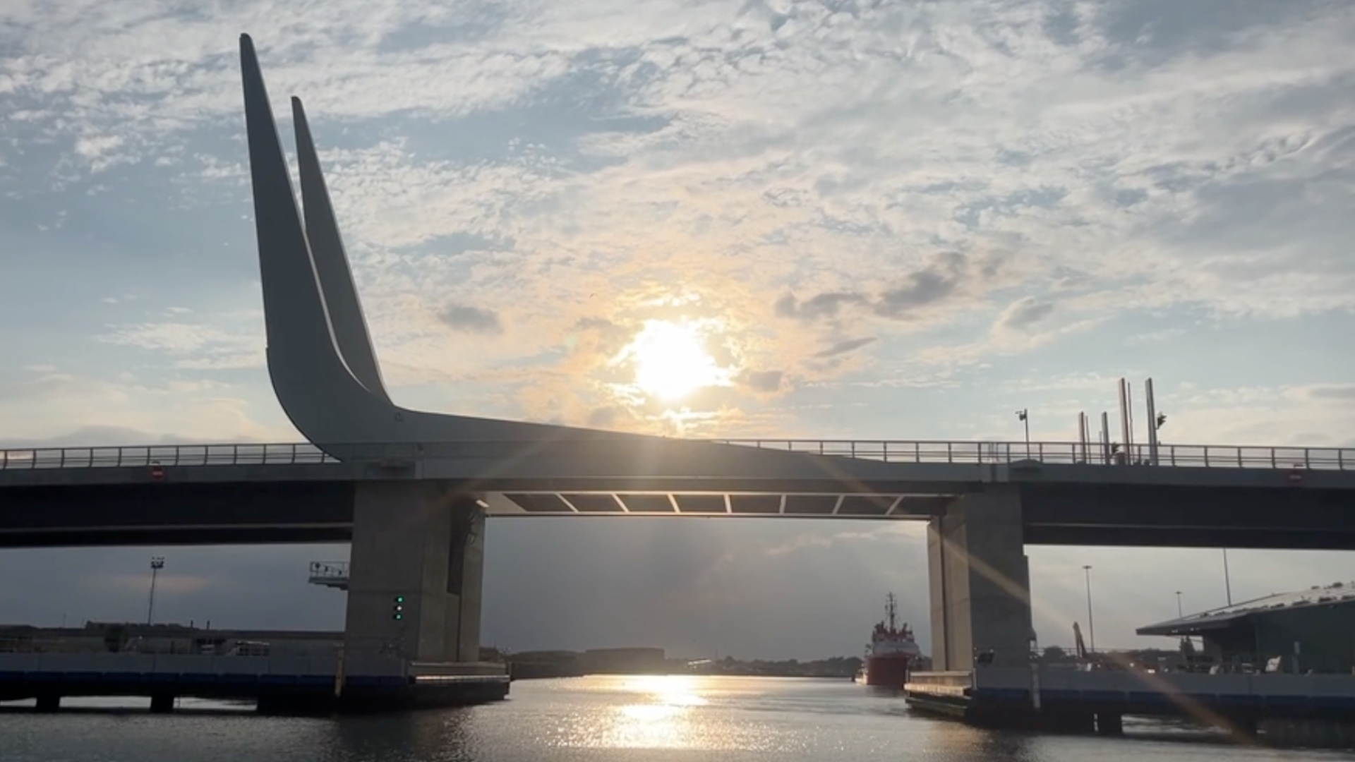 Gull Wing bridge in Lowestoft reopens after technical fault - BBC News