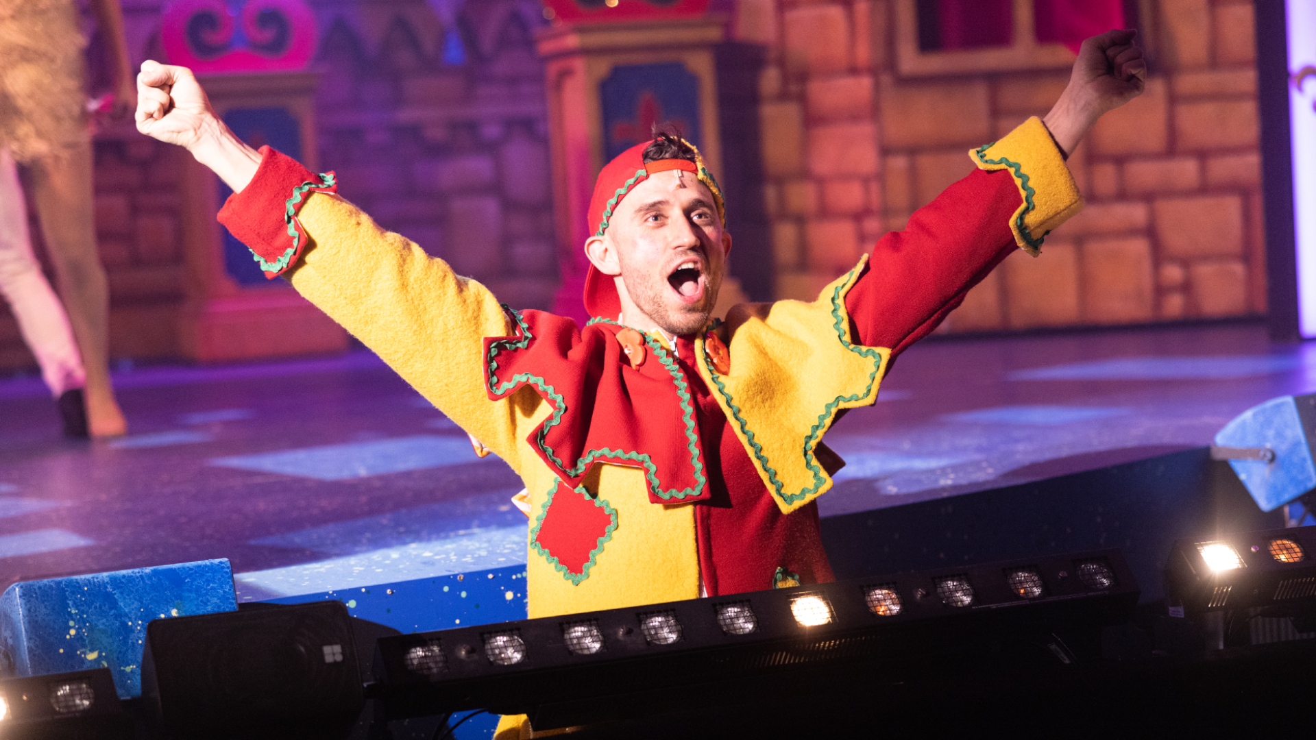 Panto stars return to Dunstable, Harlow, Cambridge and Lowestoft - BBC News