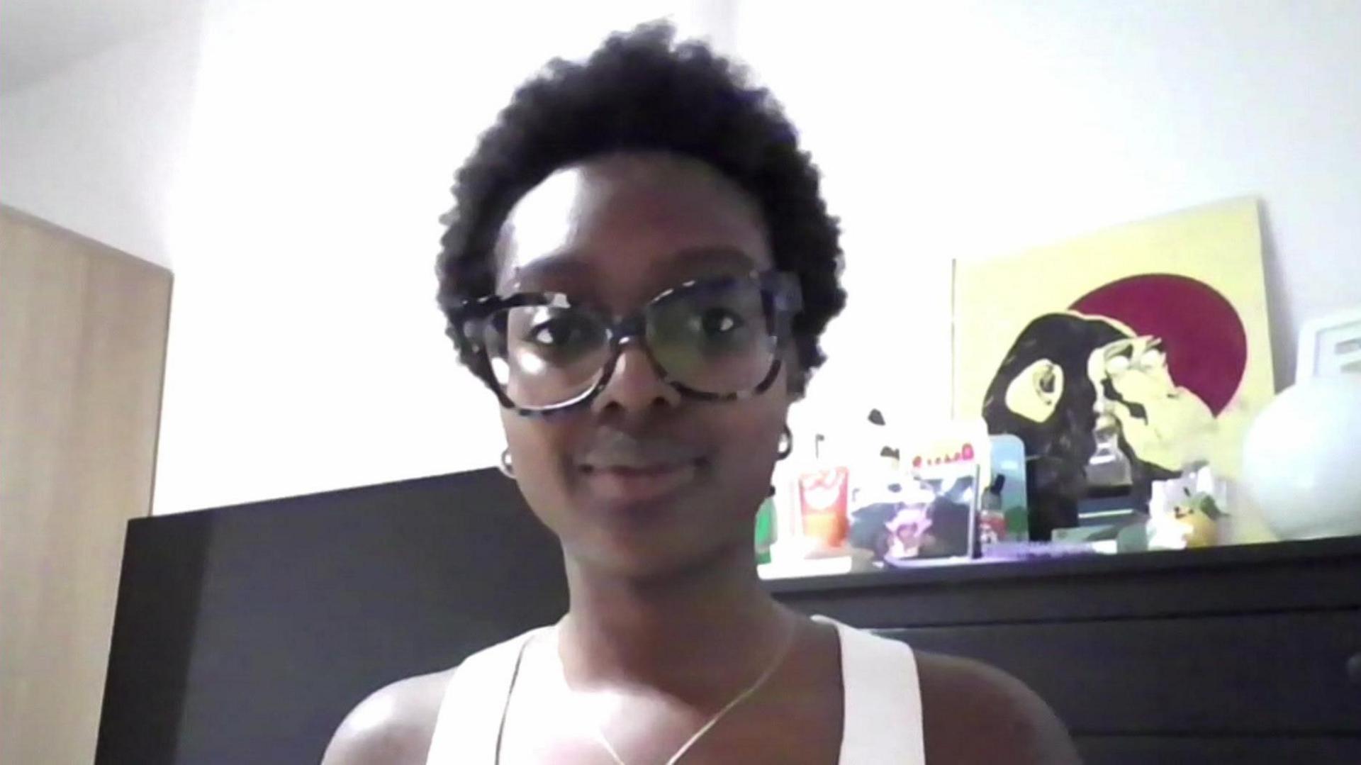 Young workers hit hard as UK unemployment rate rises to 5.1% - BBC News