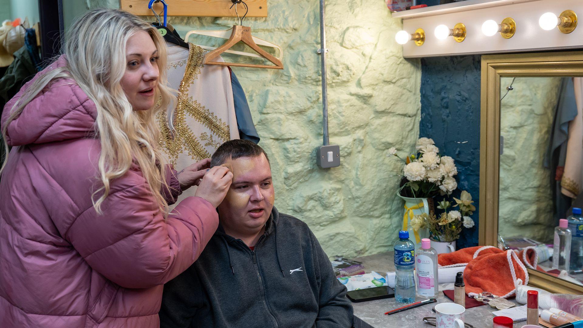 Amser Panto - lluniau o berfformiad Theatr Fach Llangefni - BBC Cymru Fyw