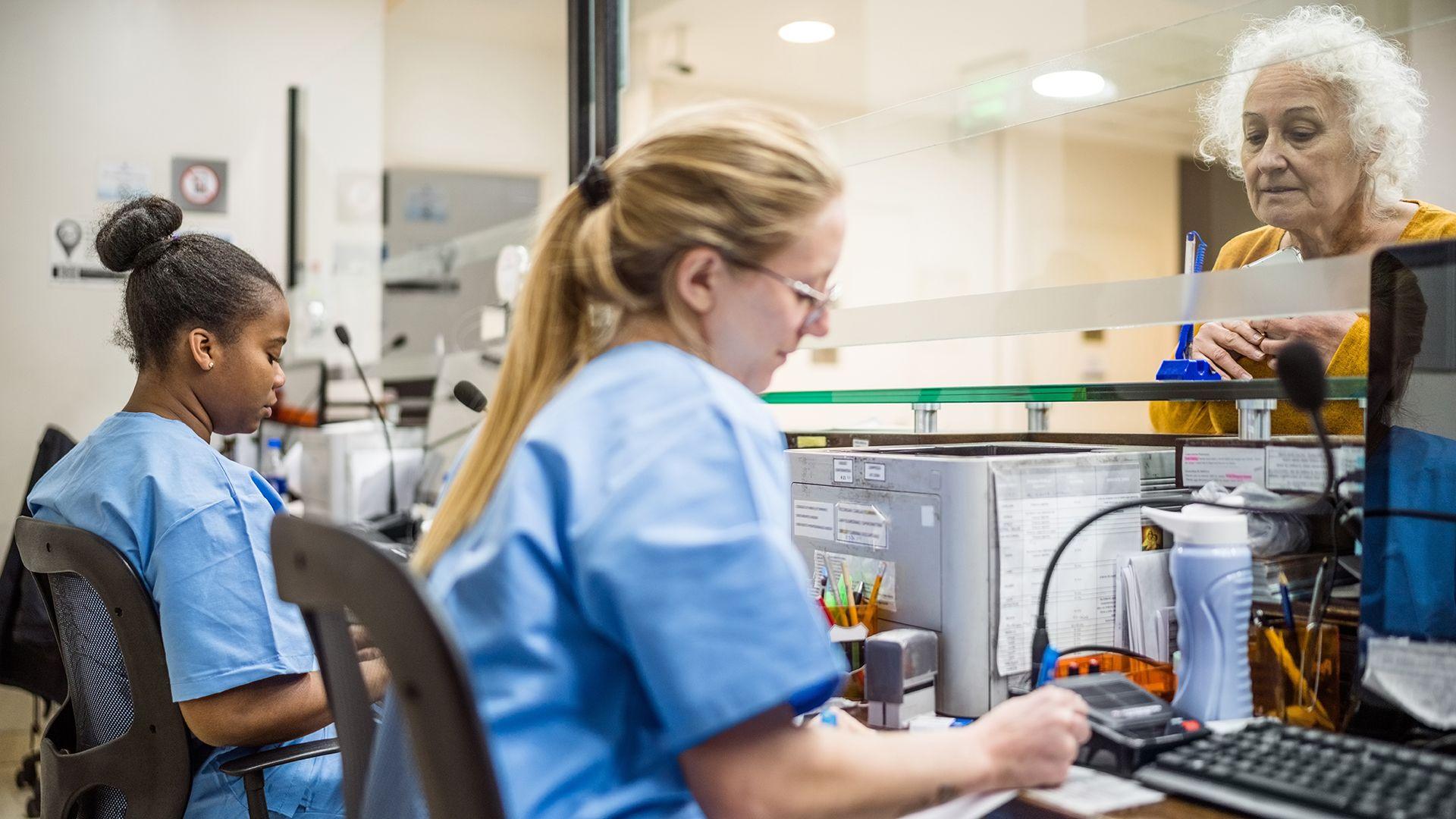 NHS staff should be banned from wearing pro-Palestinian badges, report ...
