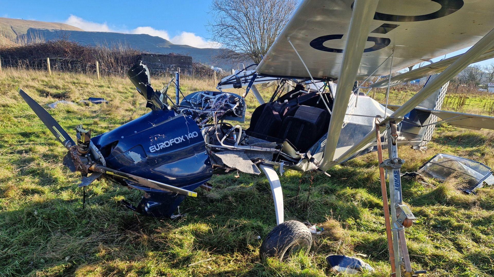 Un person yn yr ysbyty wedi gwrthdrawiad awyren ym Mhowys - BBC Cymru Fyw