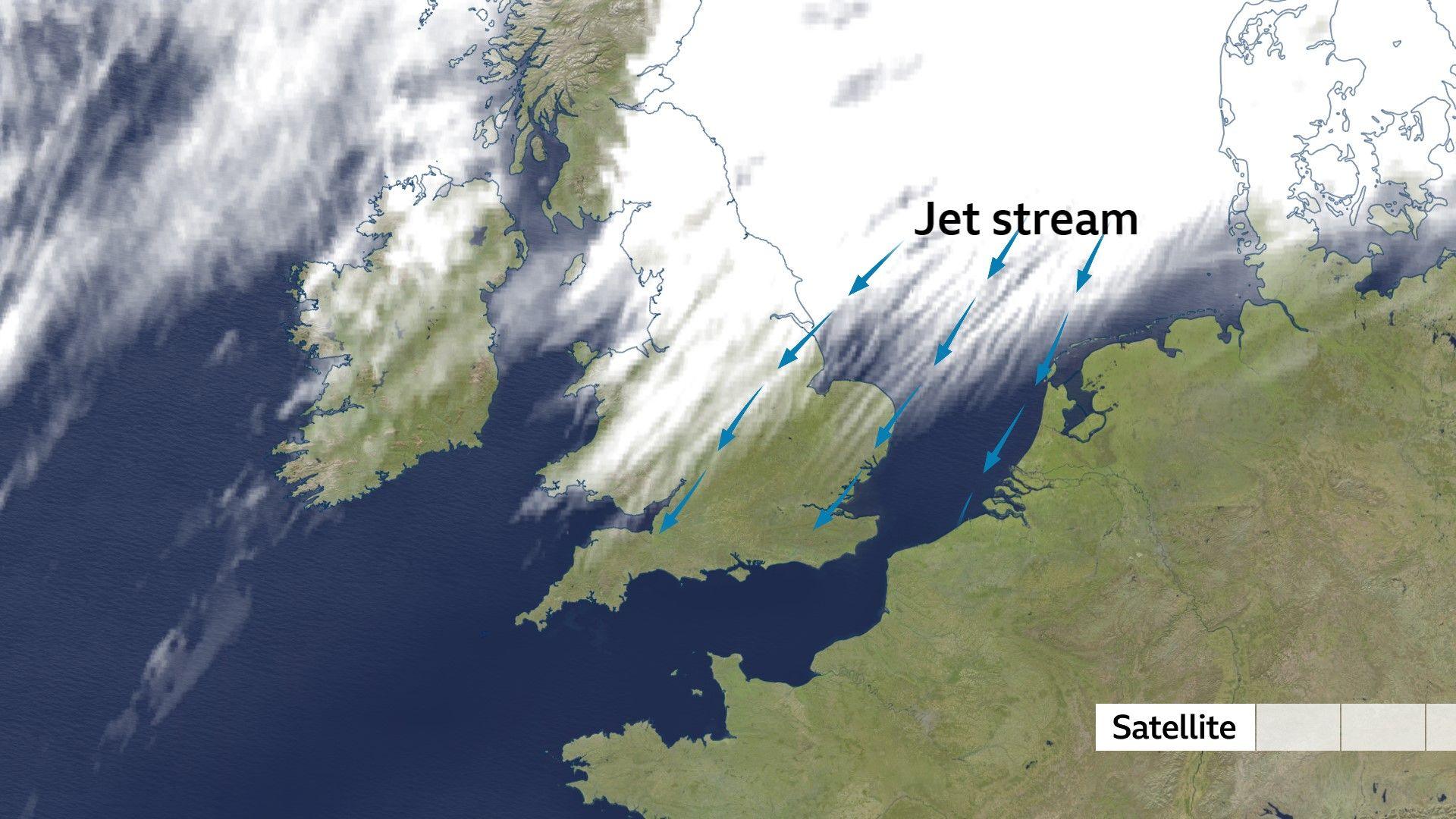 Rare clouds look like a 'Red Arrows' display - BBC Weather