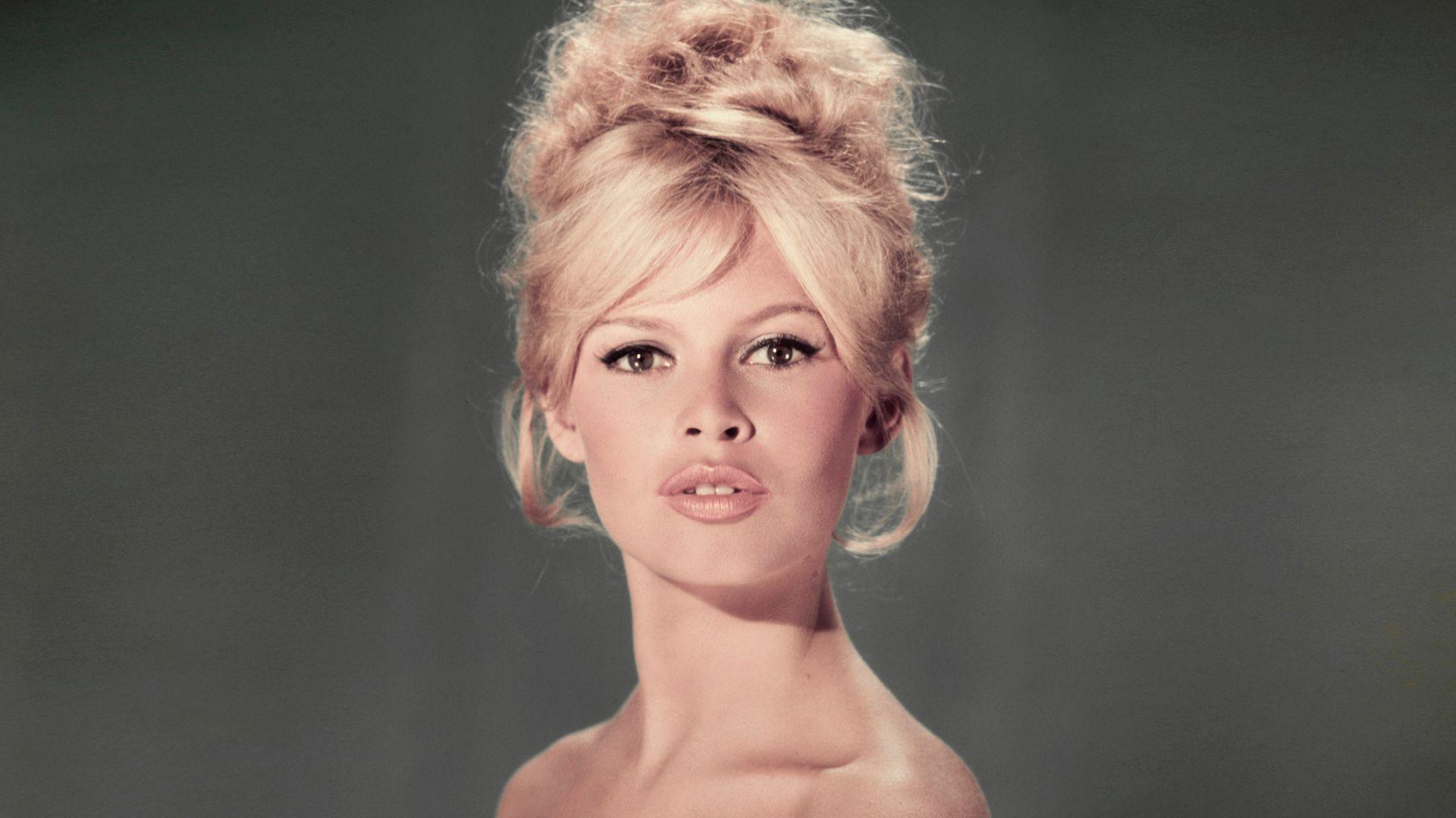 Crowds line Saint-Tropez streets for Brigitte Bardot funeral - BBC News