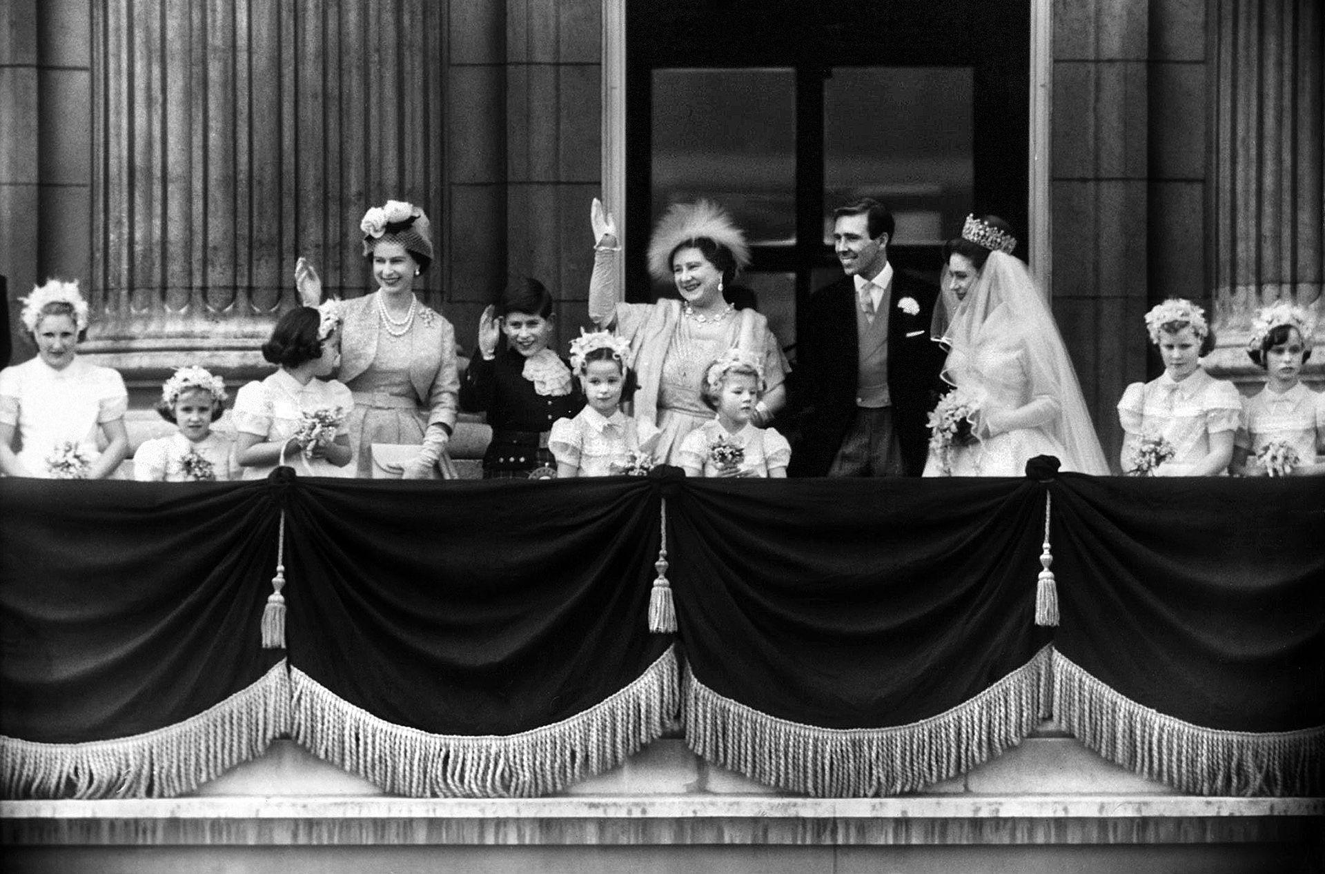 Queen Elizabeth II's most iconic outfits ahead of royal exhibit - BBC News