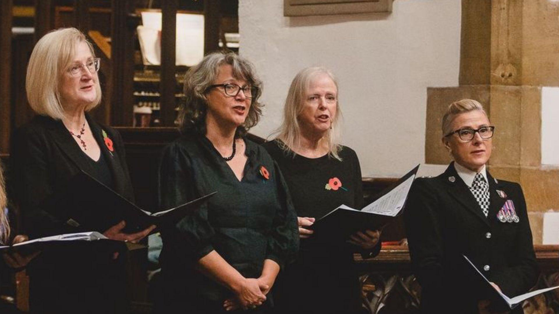 Huntingdon blue lights choir is singers' weekly dose of medicine - BBC News