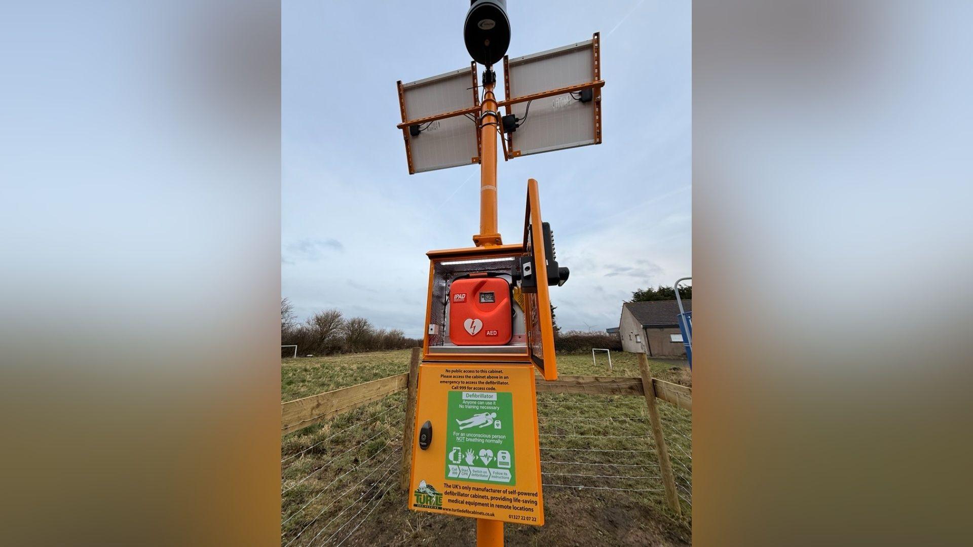 Siddick gets solar-powered defibrillator after Barepot success - BBC News