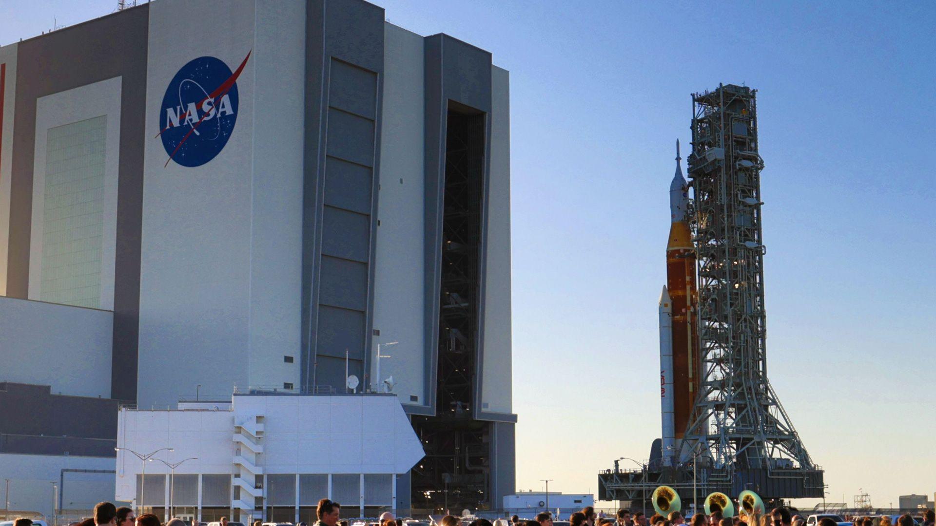 Artemis II: Nasa gets rocket ready for launch - BBC Newsround