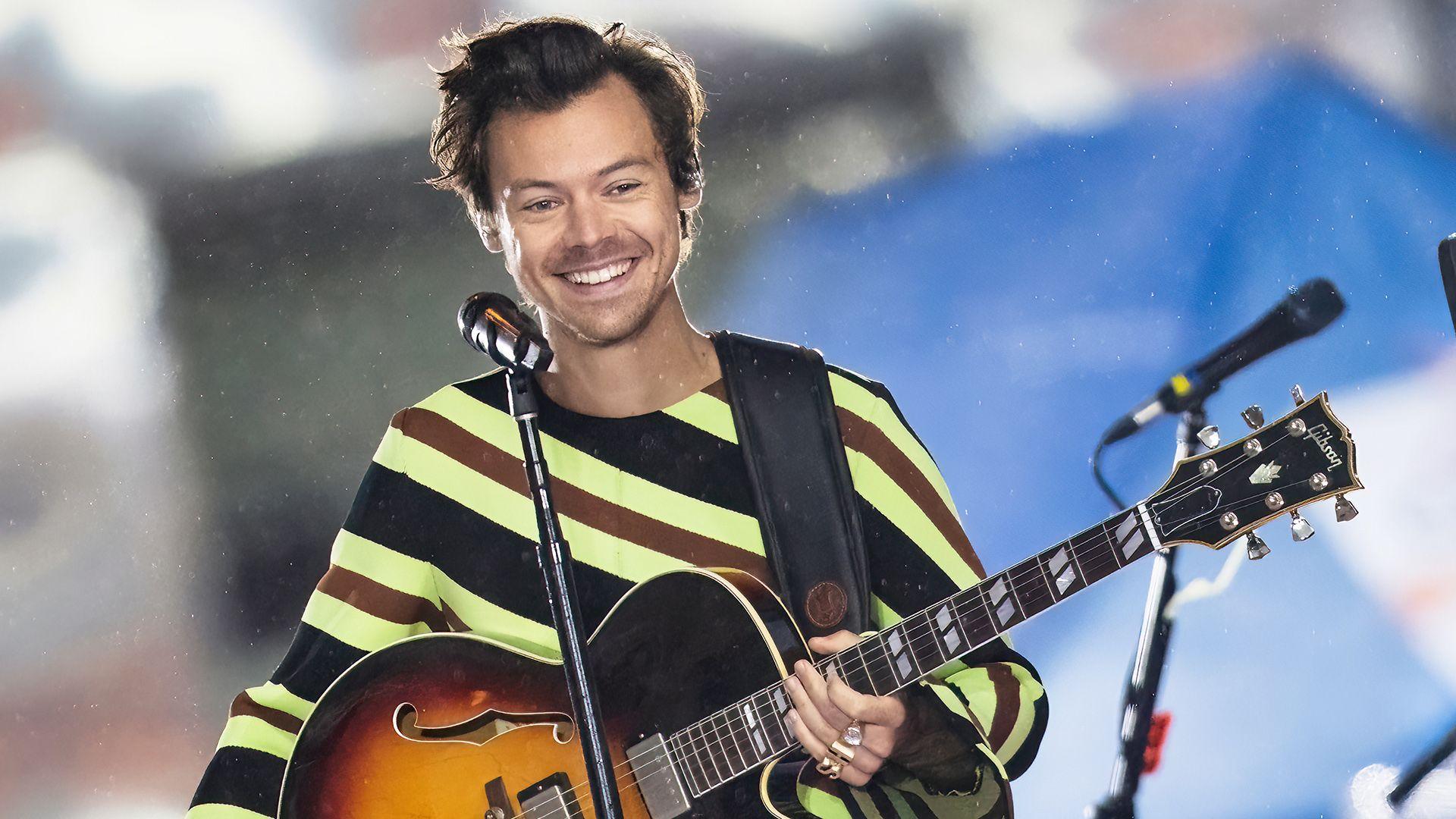 Harry Styles says new single is comeback's 'perfect little bow' - BBC News