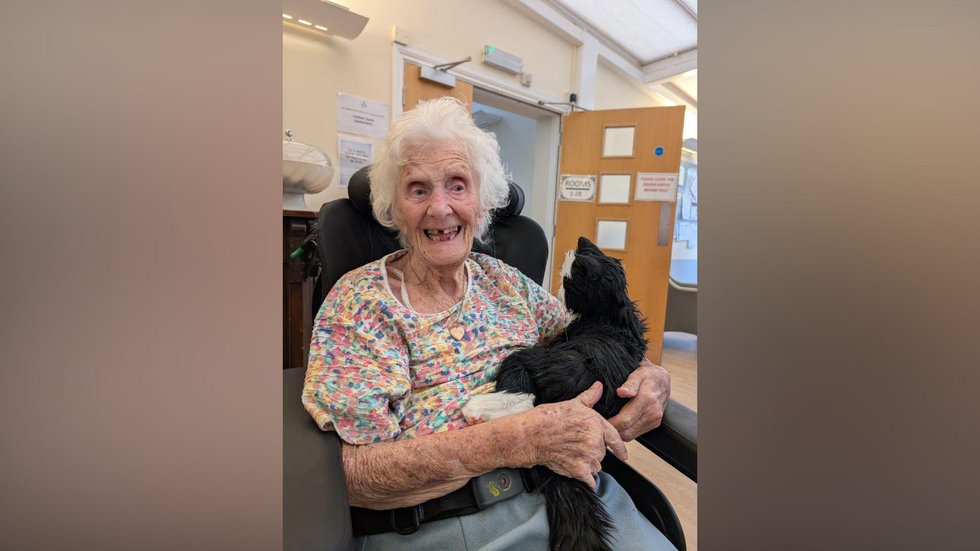 Maidstone resident turns 105 with a card from King Charles - BBC News