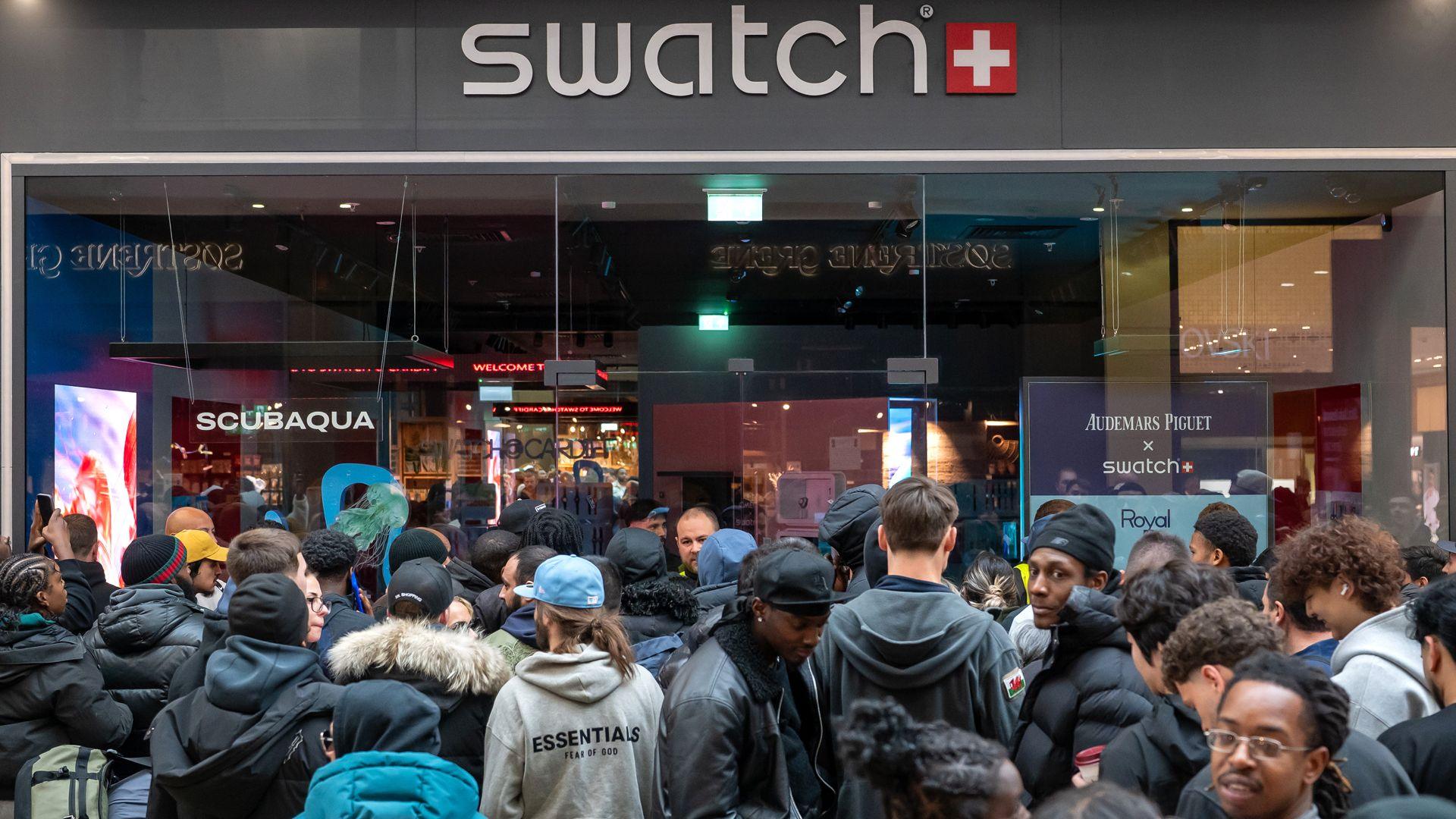 Swatch launch 'disorganised' and 'chaotic', shoppers say - BBC News