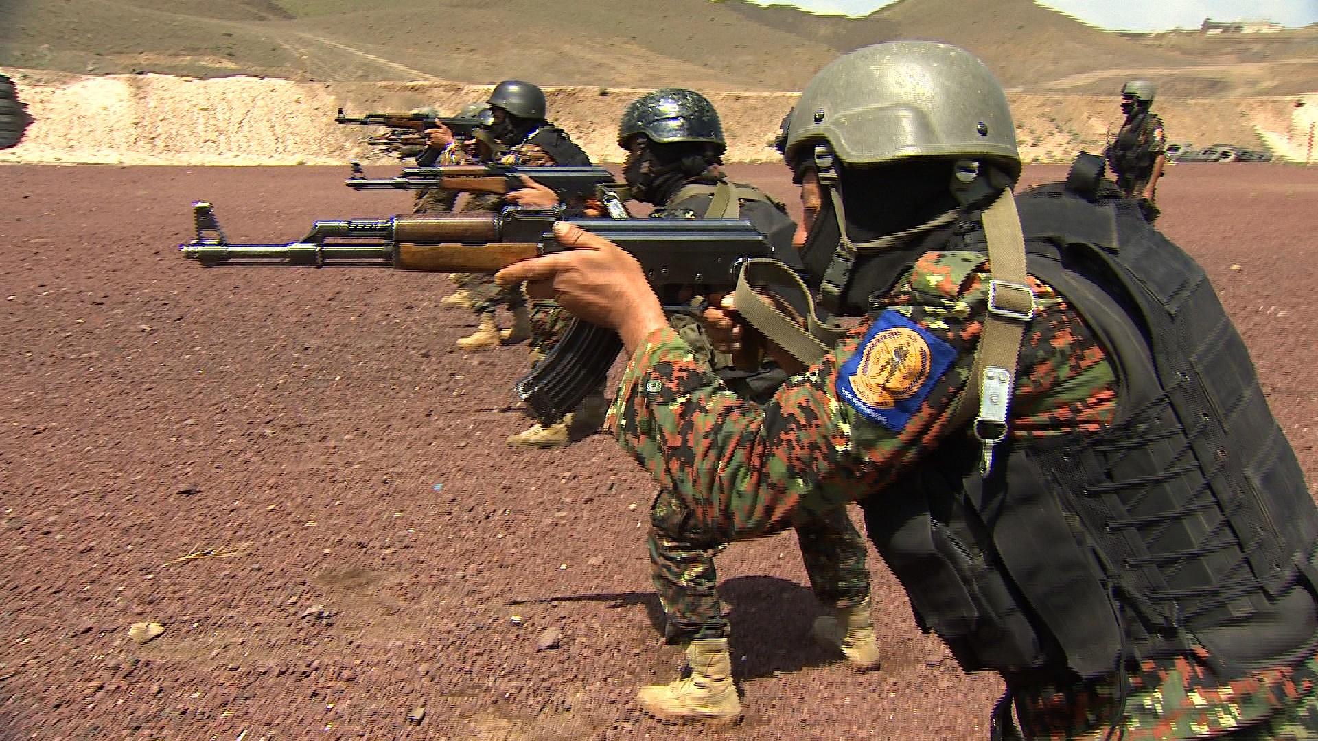 Yemen violence: Twin attacks on army 'kill 40' - BBC News