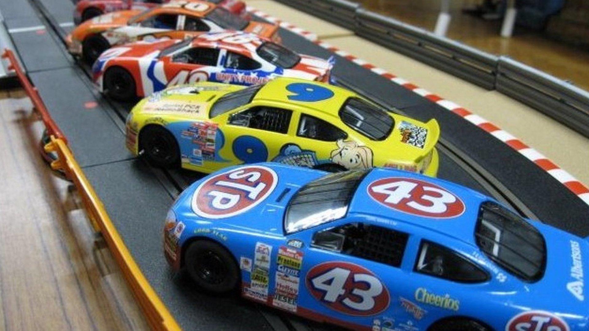 Essex teenager wins Scalextric world championship title - BBC News