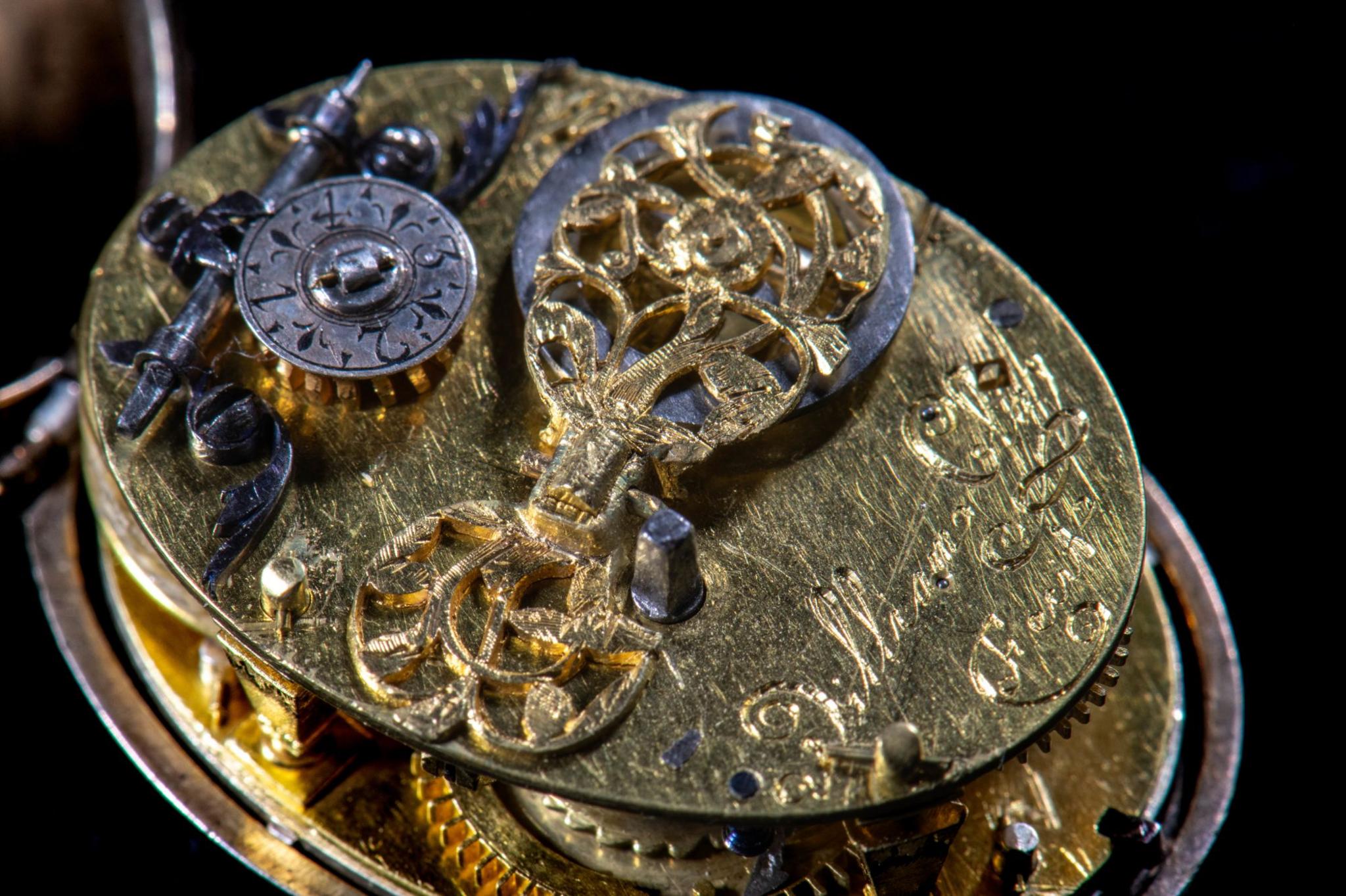 Huntingdon museum acquires Oliver Cromwell's Puritan-style watch - BBC News