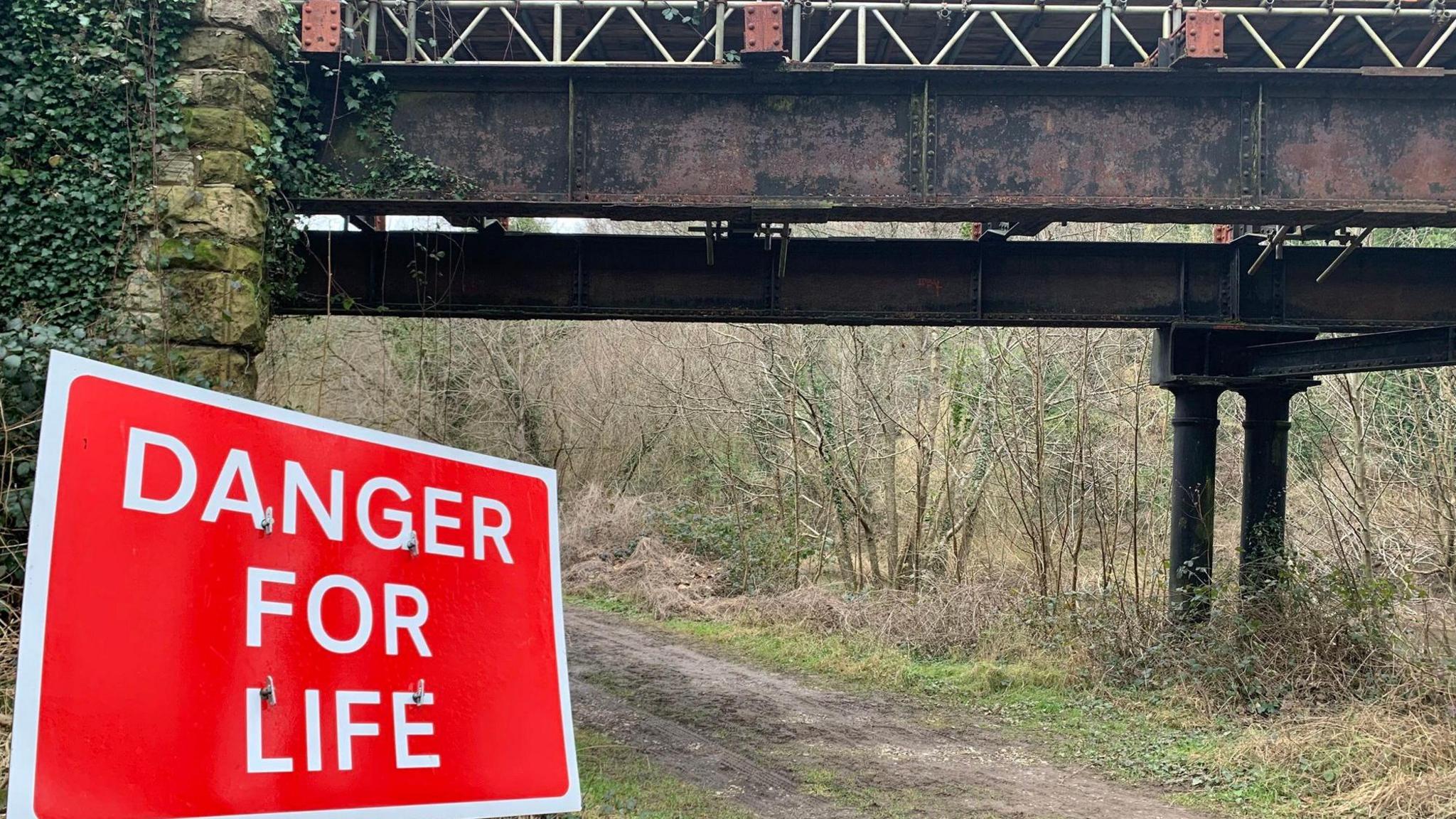 Wye River bridge: Locals angered over ongoing closure - BBC News