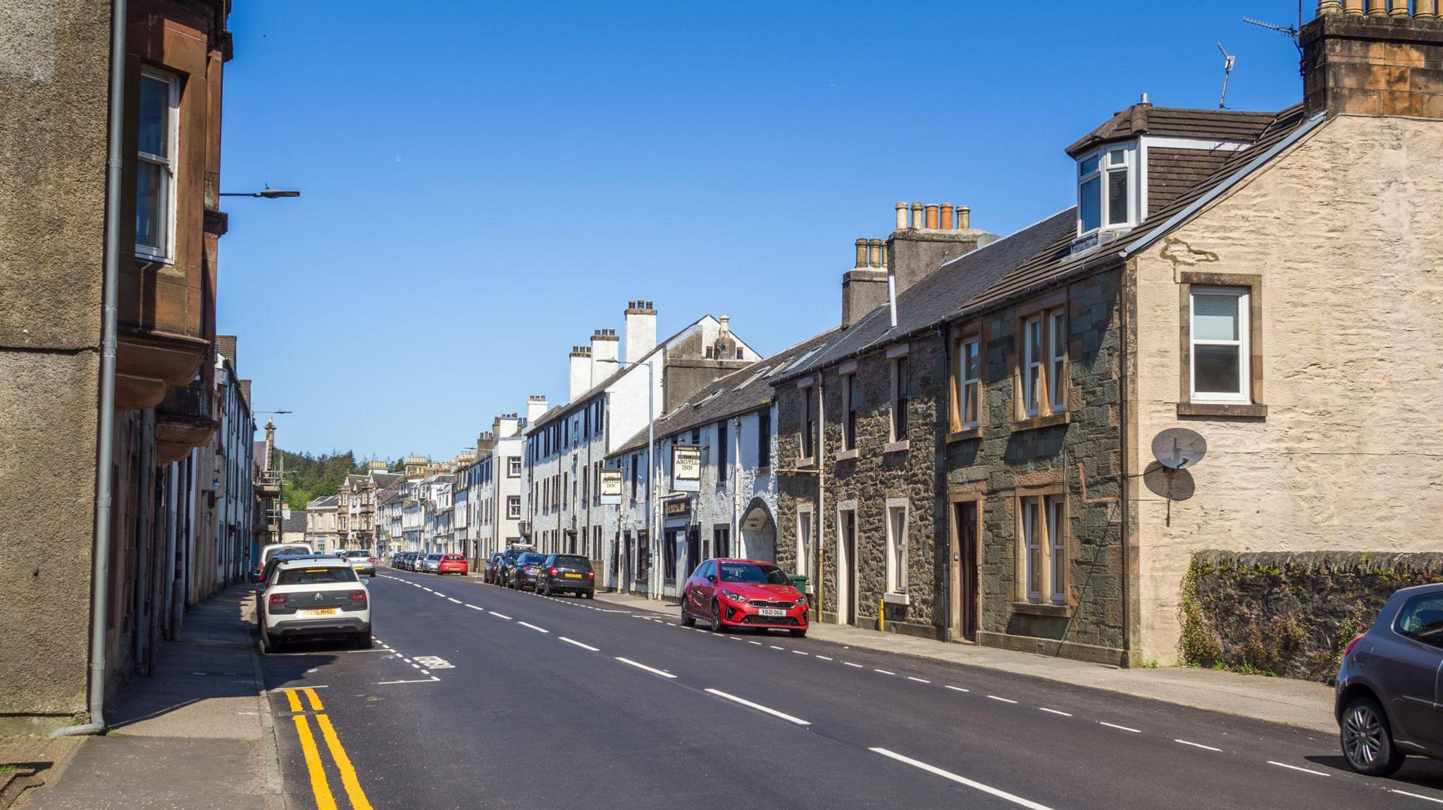 Bhàsaich fireannach ann an teine aig flat an Ceann Loch Gilb ...