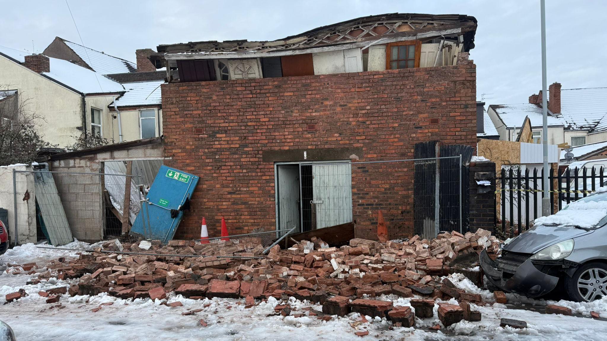 Building partially collapses in Bromsgrove town centre - BBC News