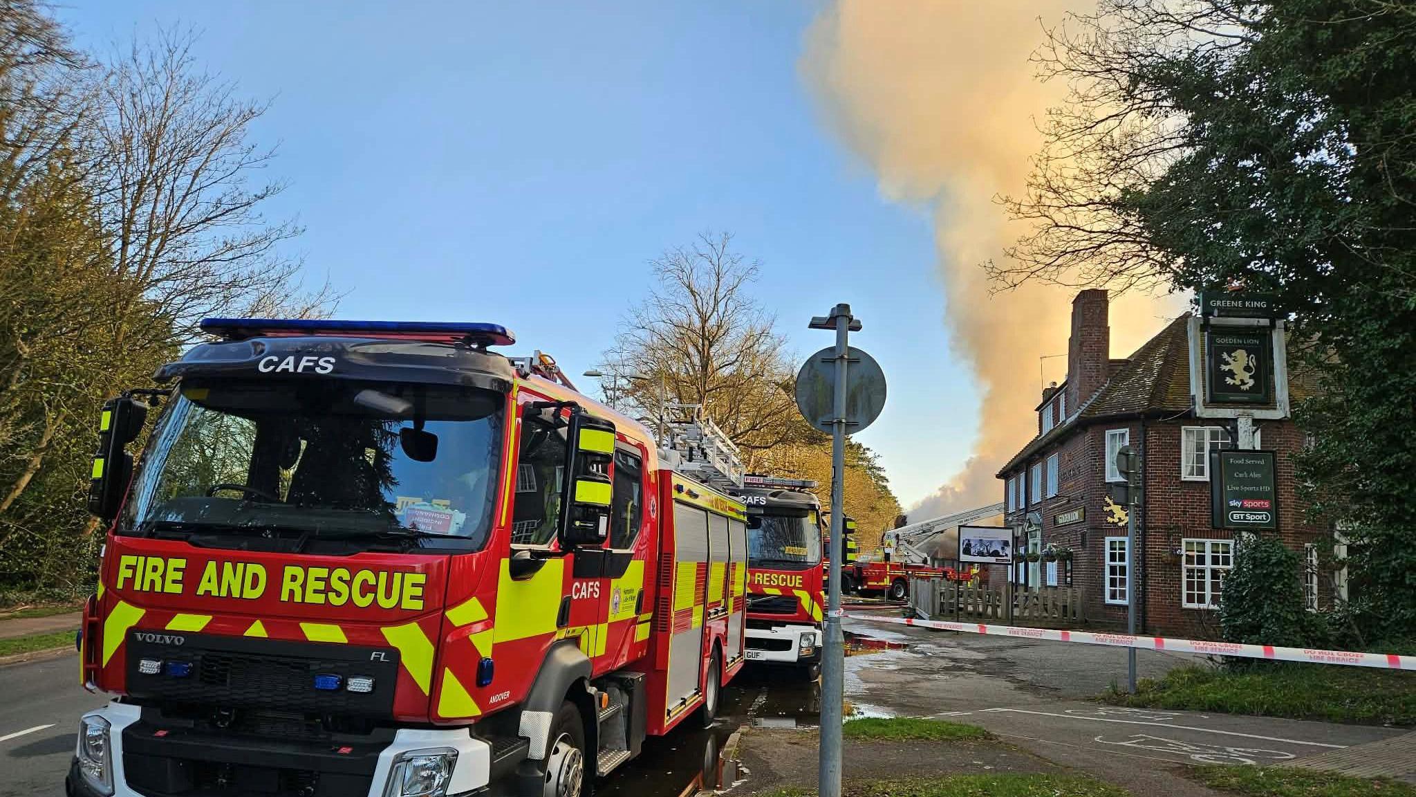 Dozens of firefighters tackle Basingstoke thatched cottage fire - BBC News