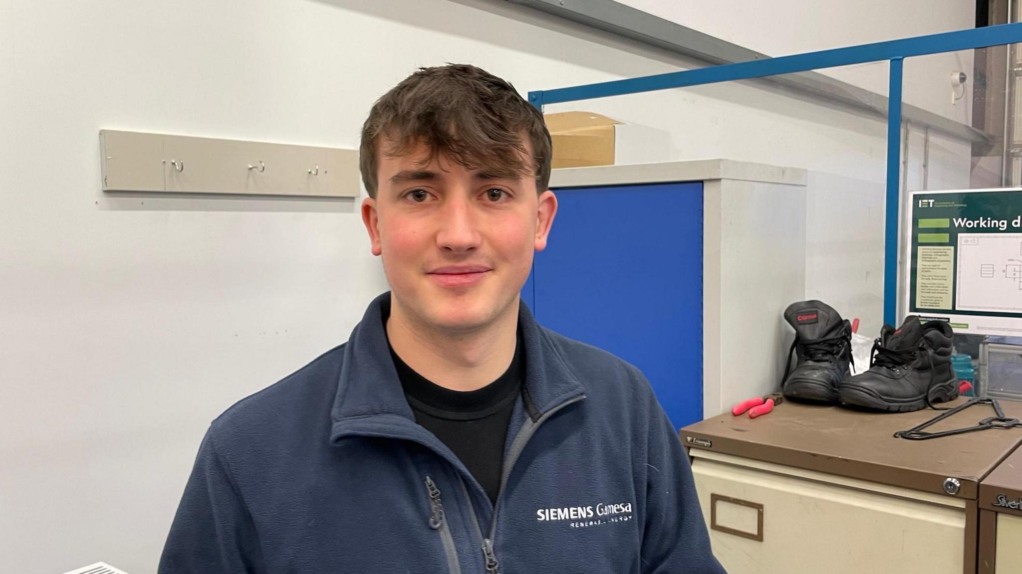 Scunthorpe apprentices prepare for wind turbine industry careers - BBC News