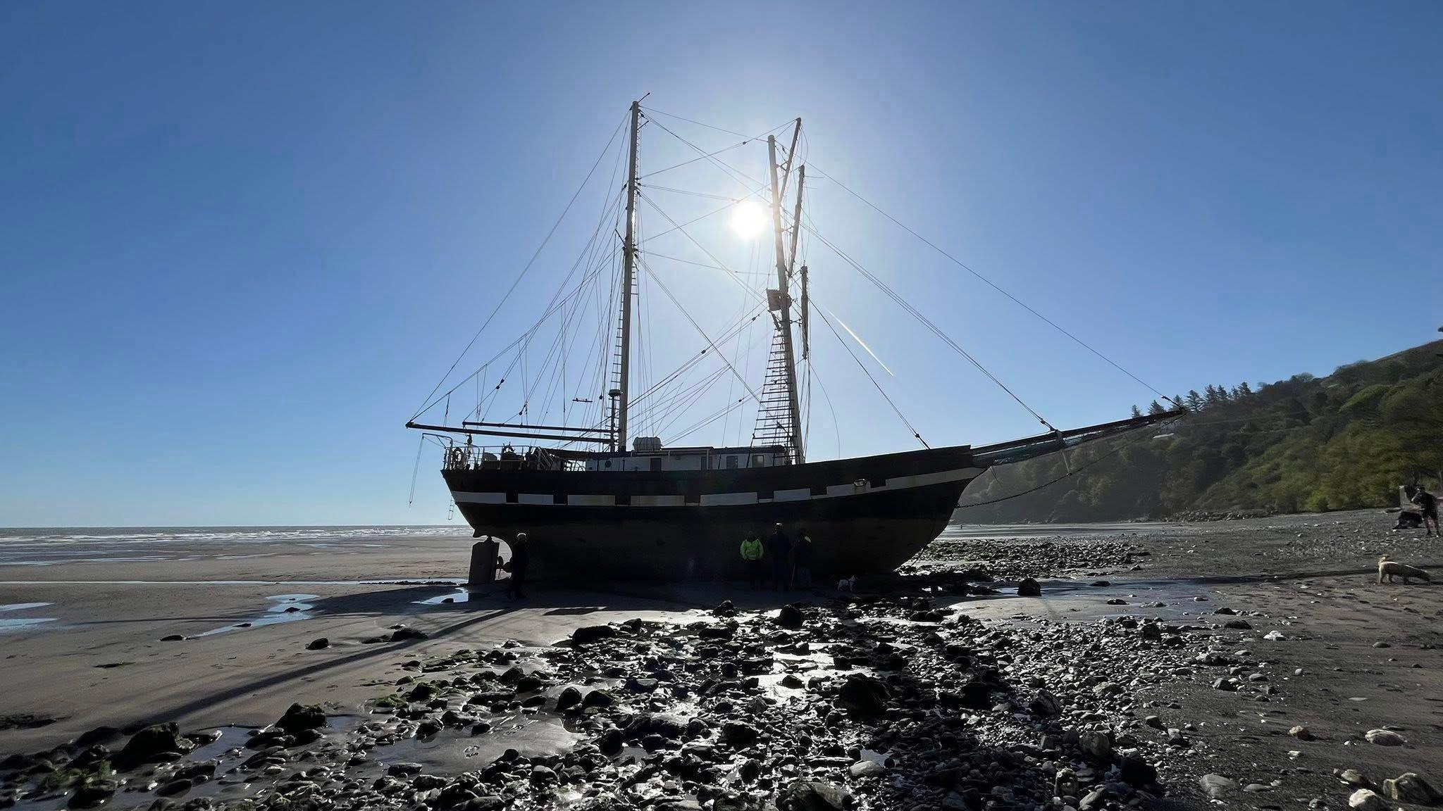 Tall ship runs aground on Ramsey beach following strong winds - BBC News
