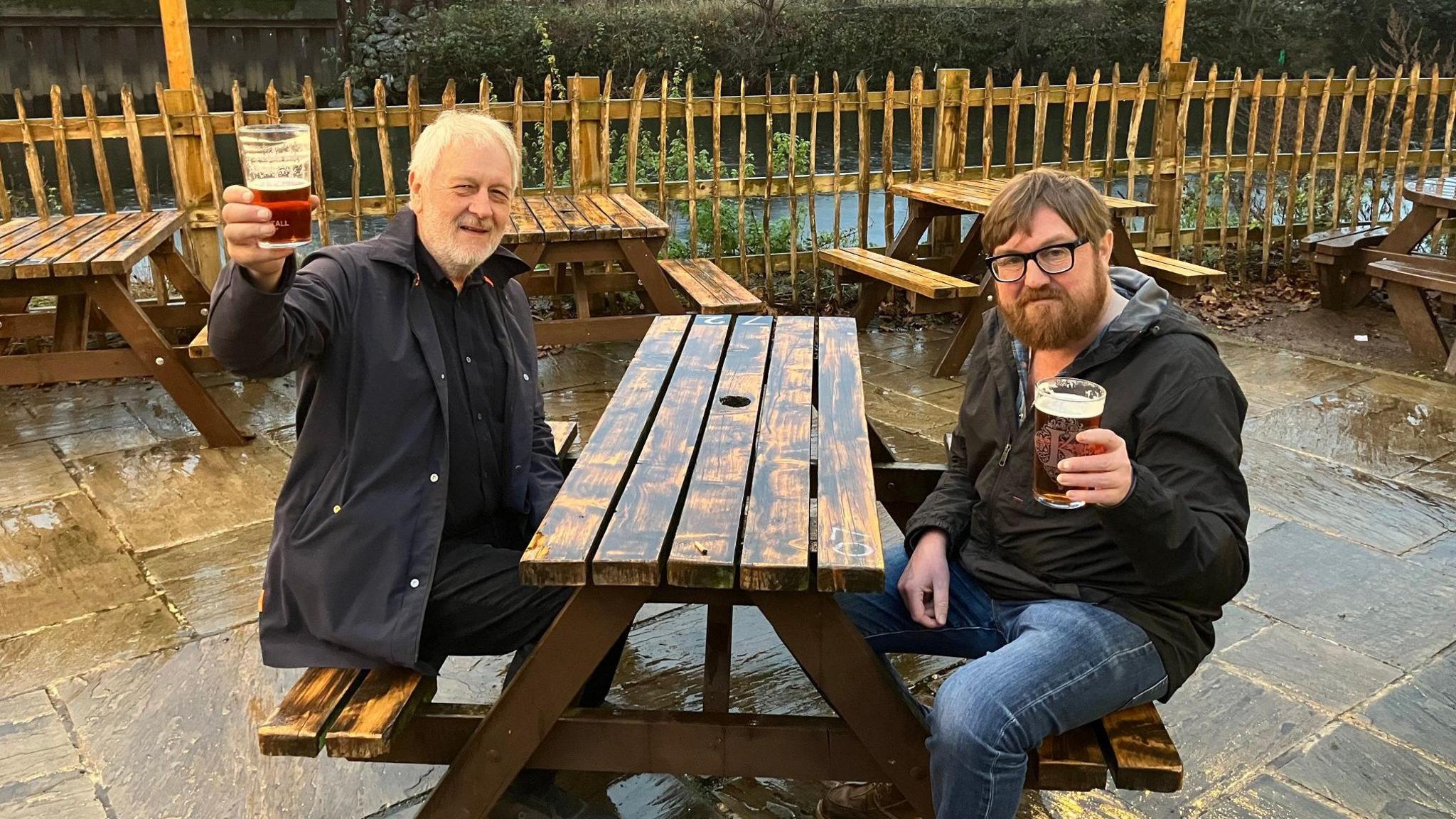 Owners of Leeds pub that flooded in 2015 recreate viral photo - BBC News