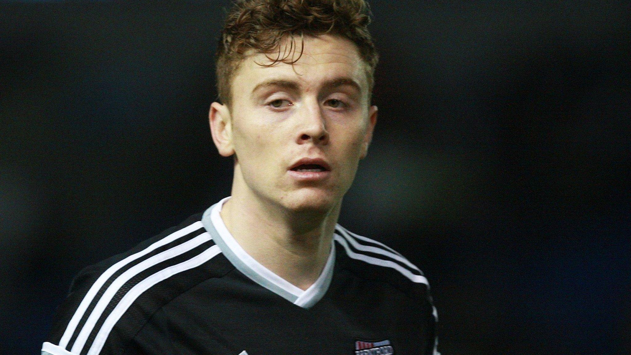 Lewis Macleod: Brentford midfielder extends contract until 2019 - BBC Sport