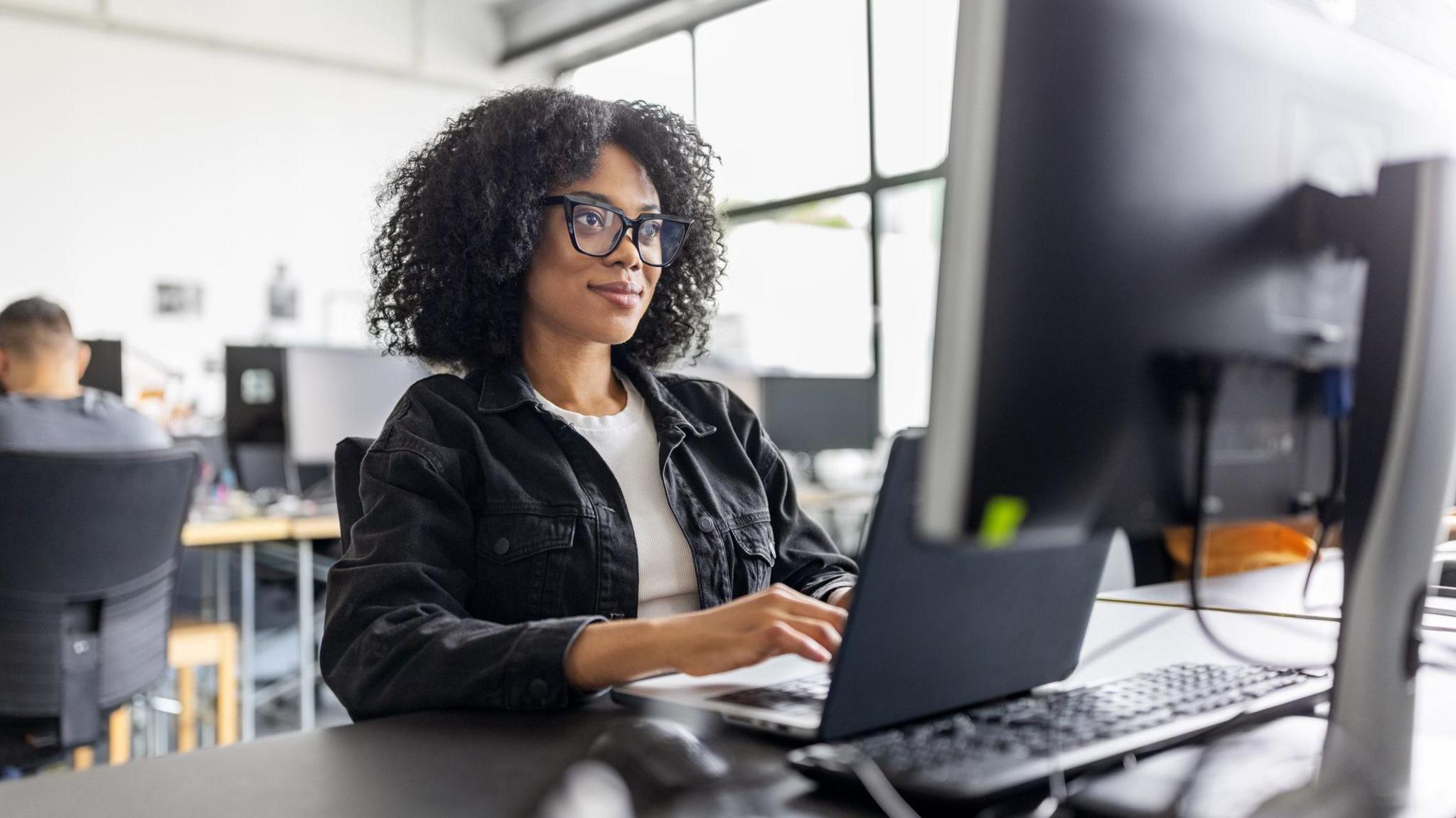 Government offers UK adults free AI training for work - BBC News