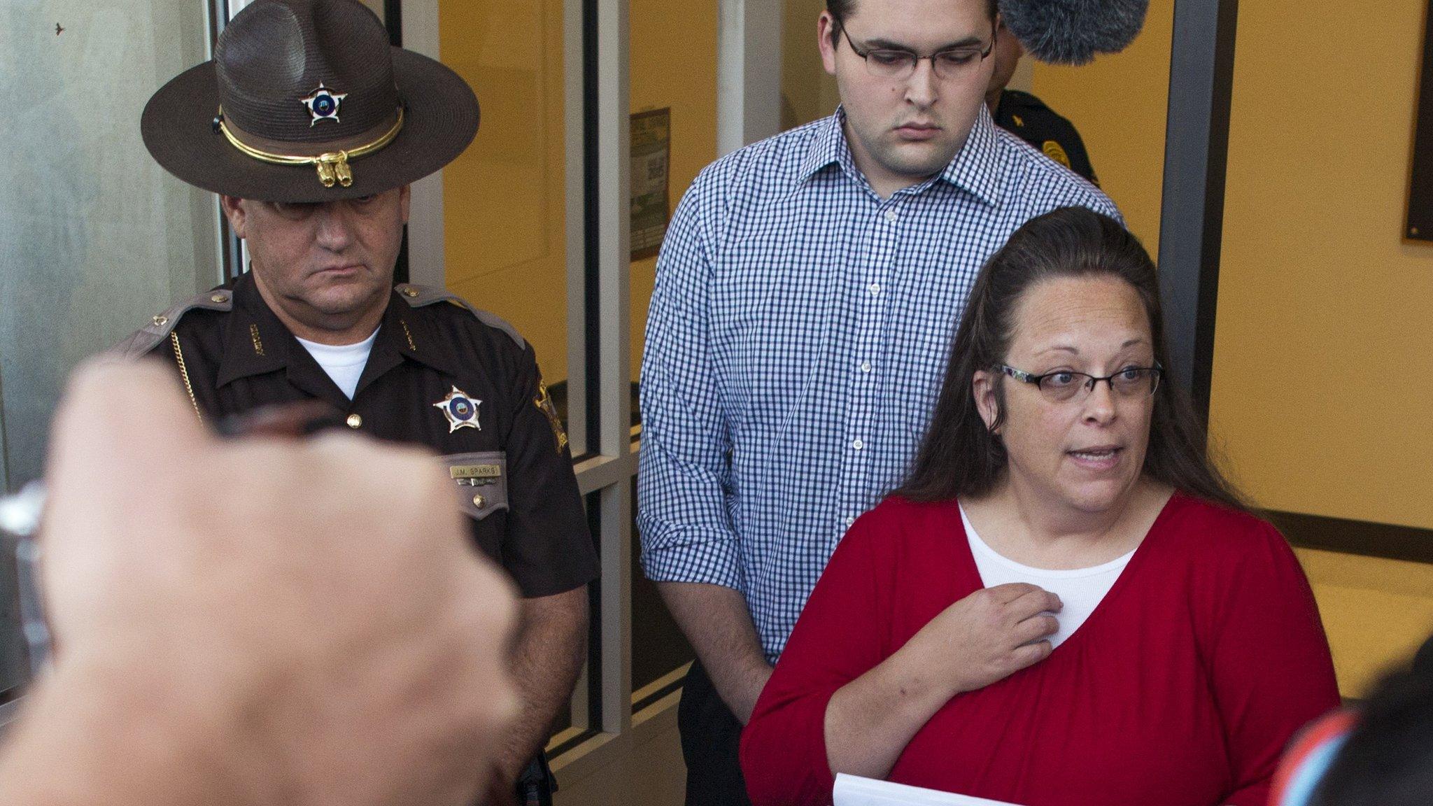 Kim Davis handed new legal bill in gay marriage licence case - BBC News