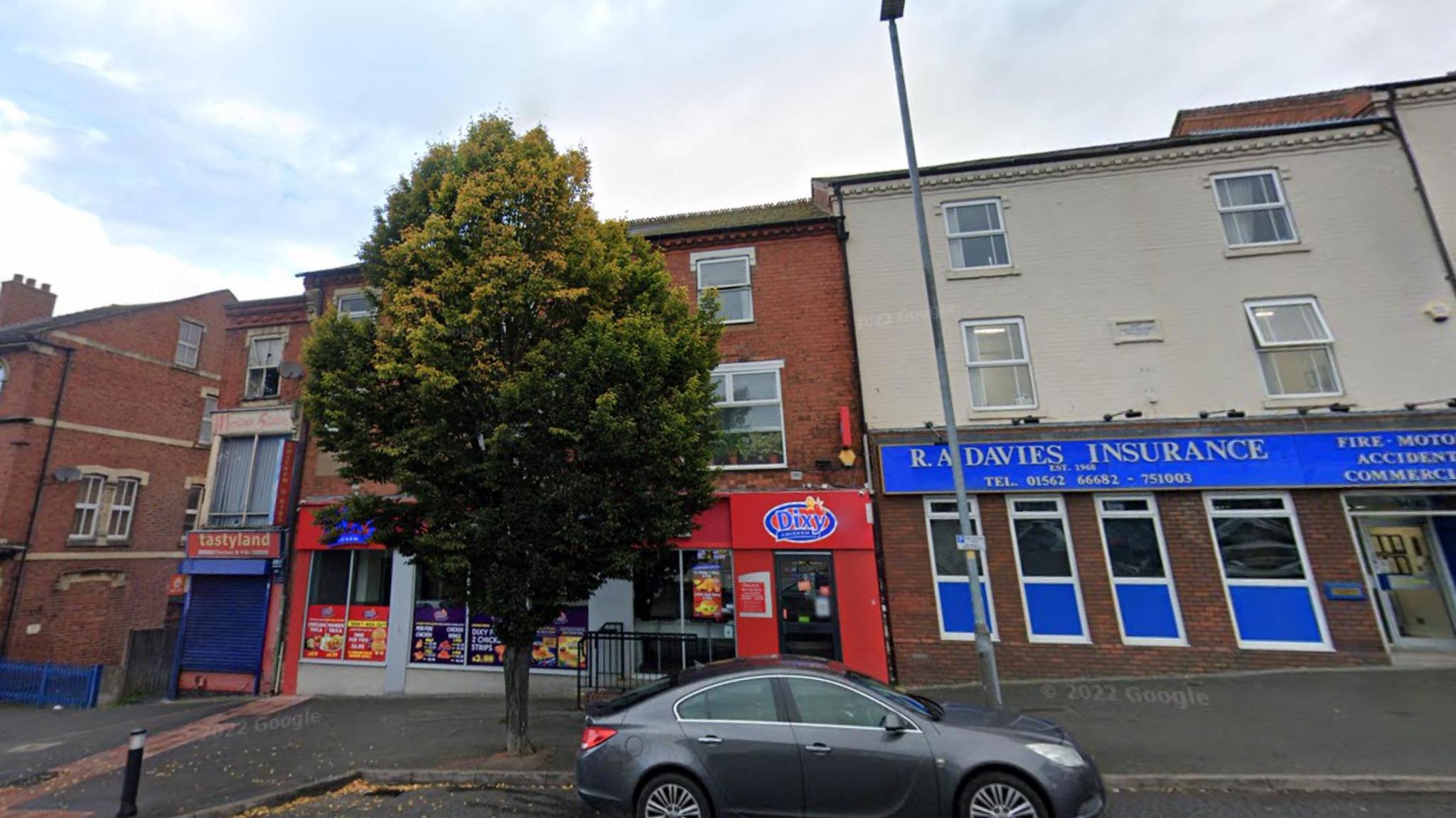 Tree illegally felled with chainsaw in Kidderminster street - BBC News
