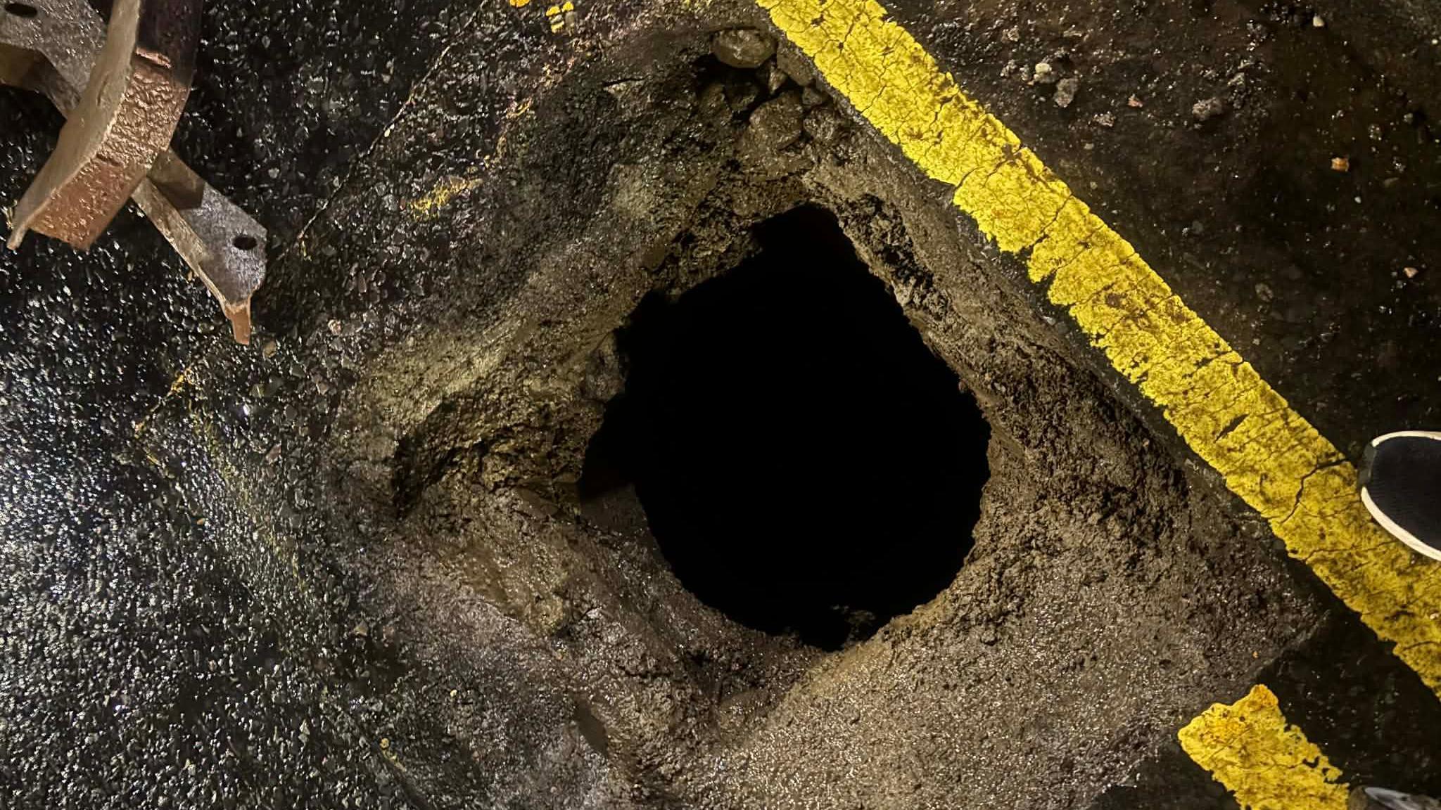 Newry: Vehicles damaged by '4ft-deep' collapsed manhole - BBC News
