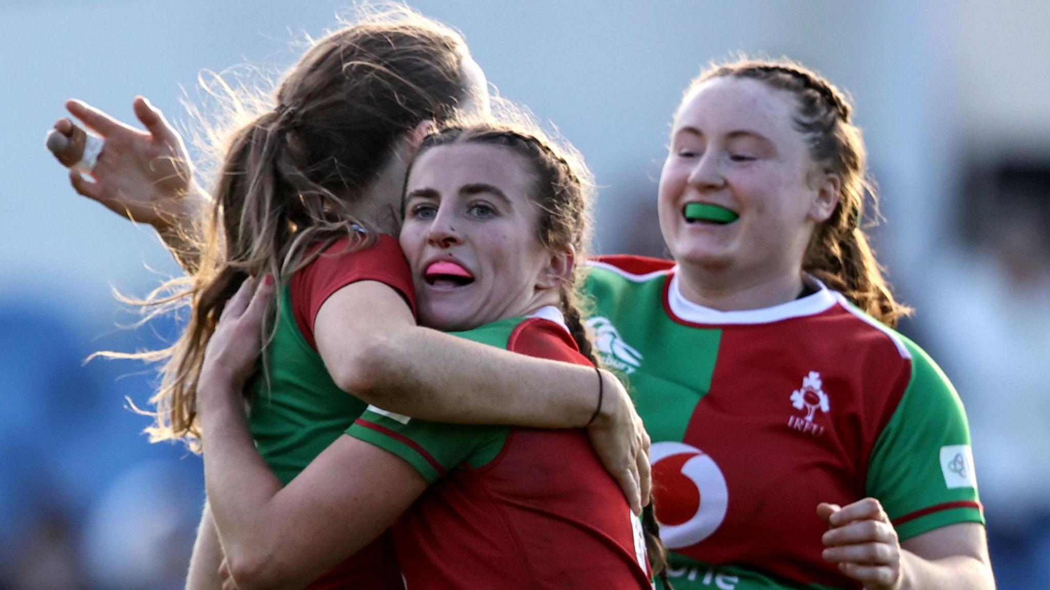 Celtic Challenge Cup: Clovers hit back to defeat Wolfhounds - BBC Sport