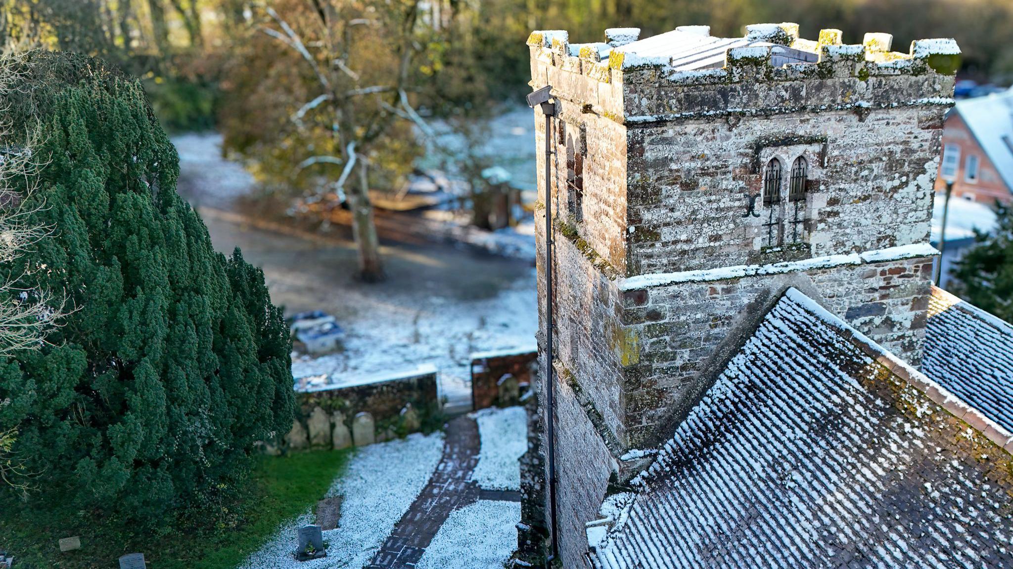 Spetisbury church bell peals for 400th year before tower repairs - BBC News