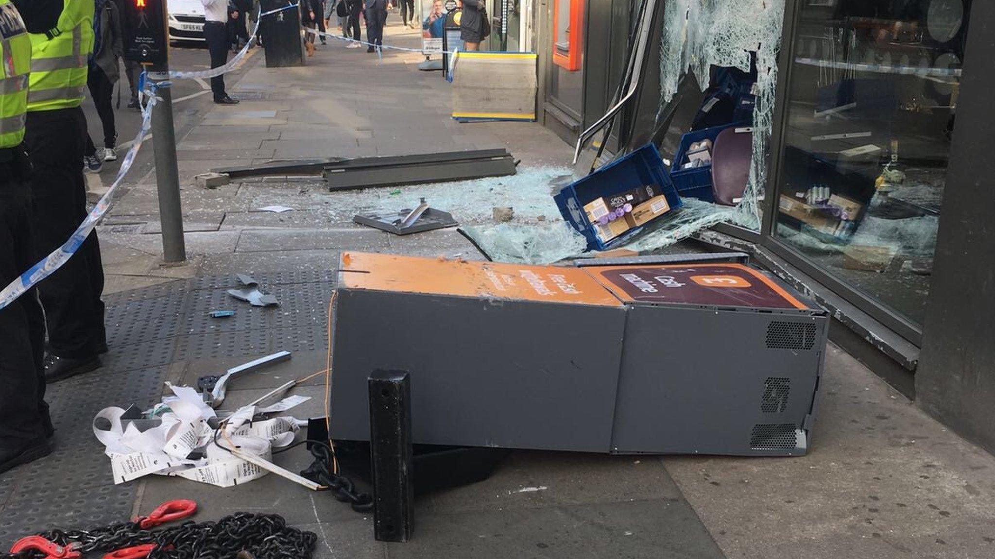 ATM ripped out of 500-year-old building in Chipping Campden - BBC News