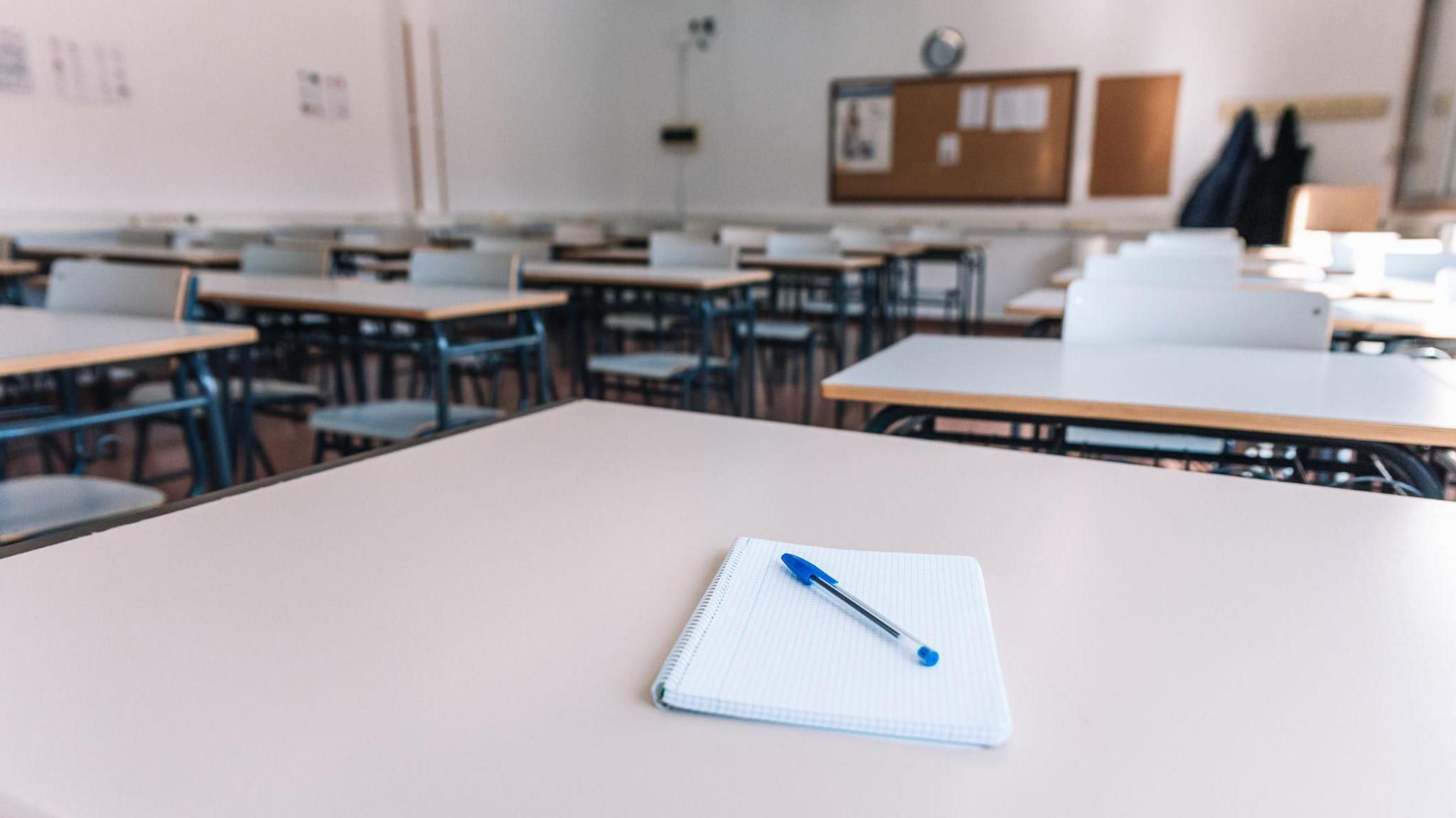 Female Northampton teacher banned after messaging 16‑year‑old - BBC News