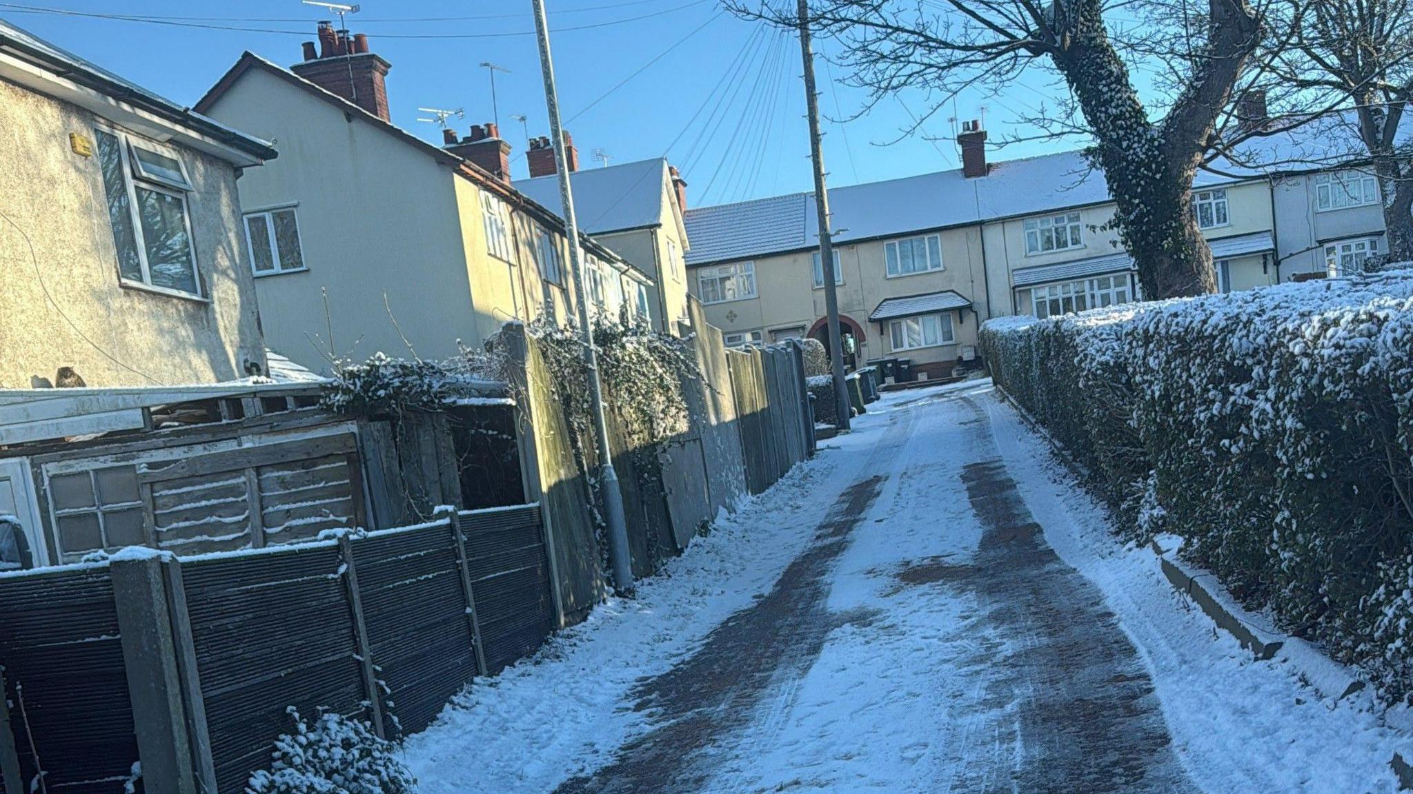 Wolverhampton man clears snow from drives of elderly for free - BBC News