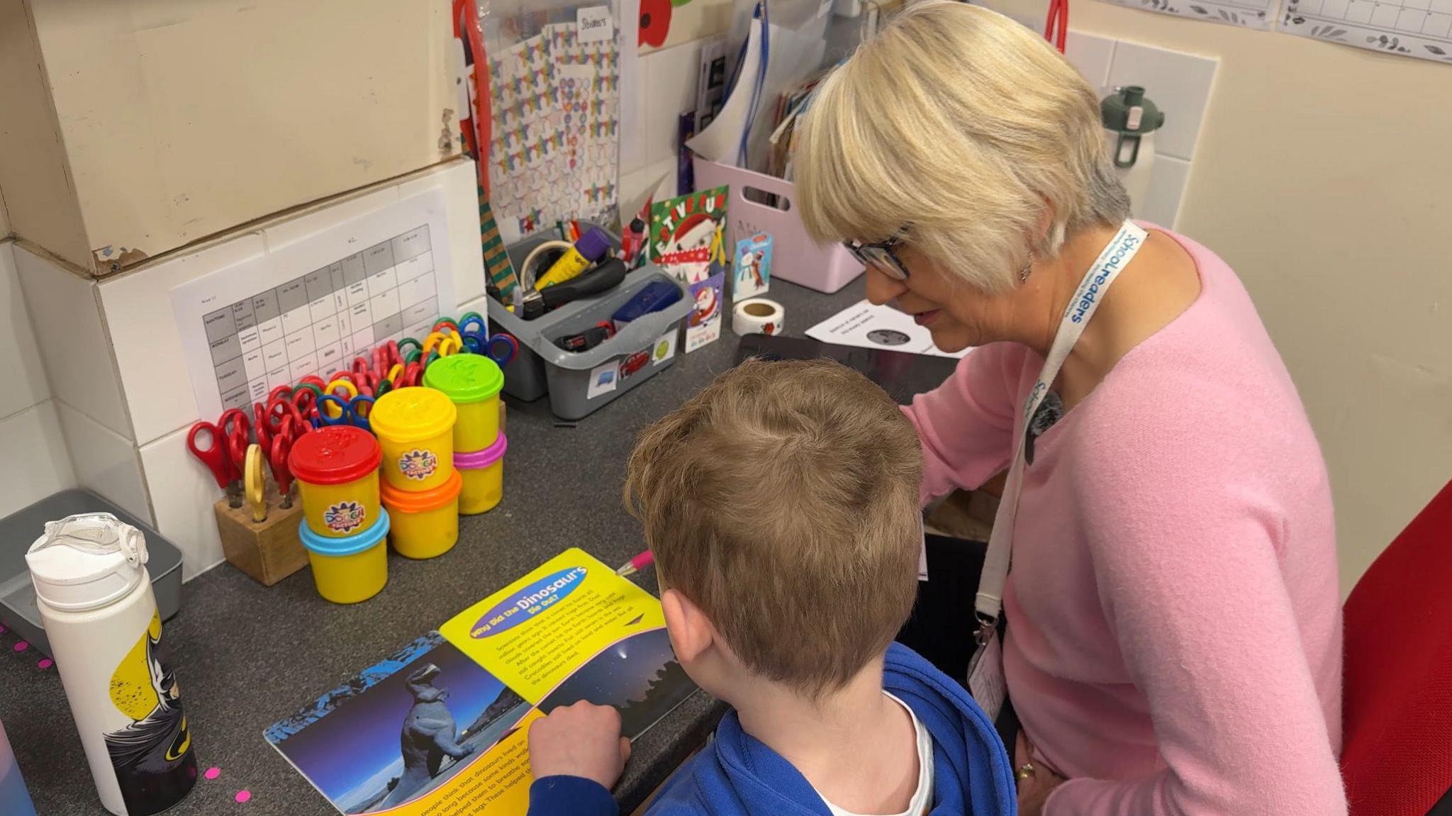 Volunteers sought to hear primary school children read - BBC News