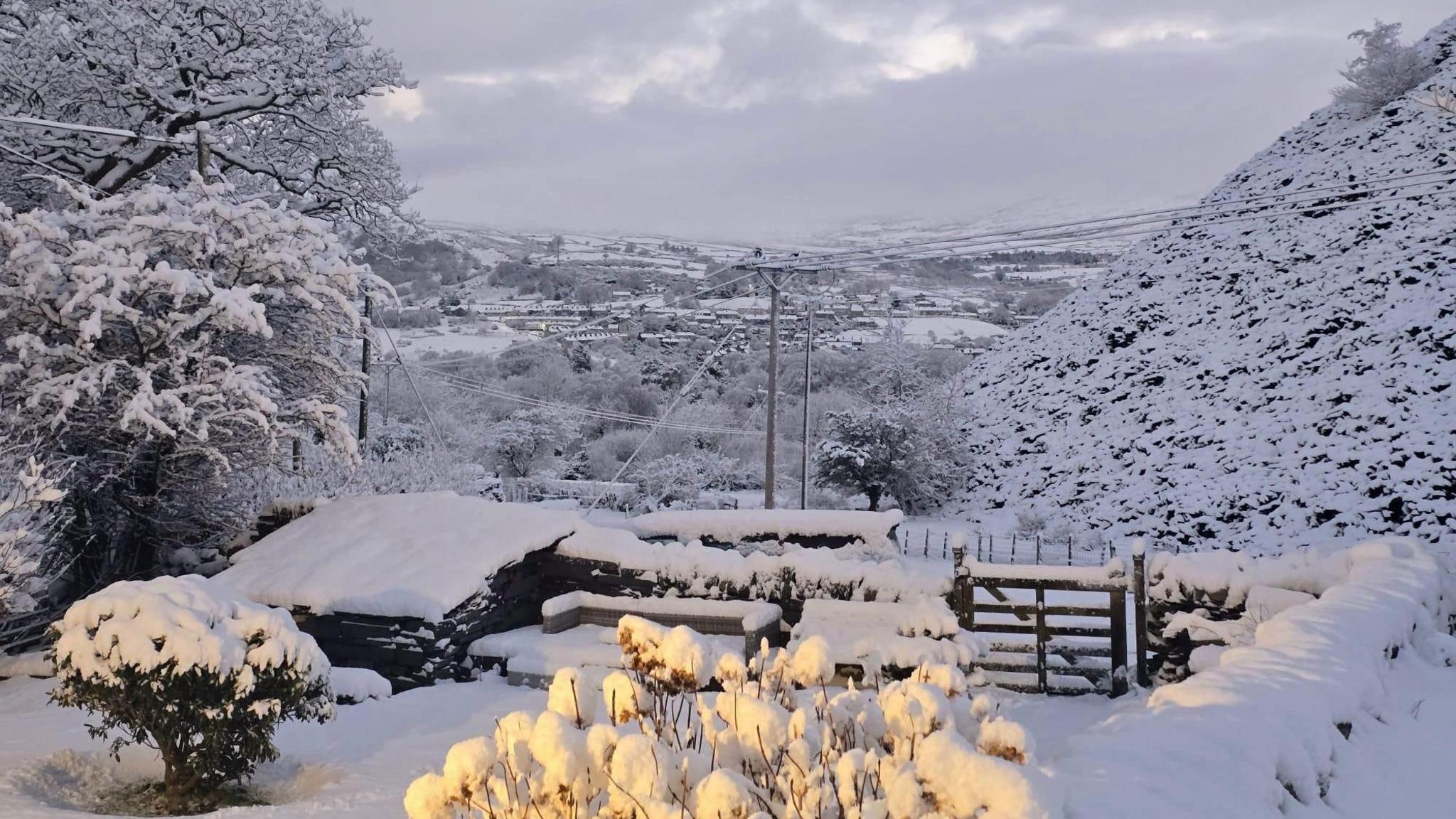 Rhybudd melyn arall am eirw trwm i rannau o Gymru - BBC Cymru Fyw