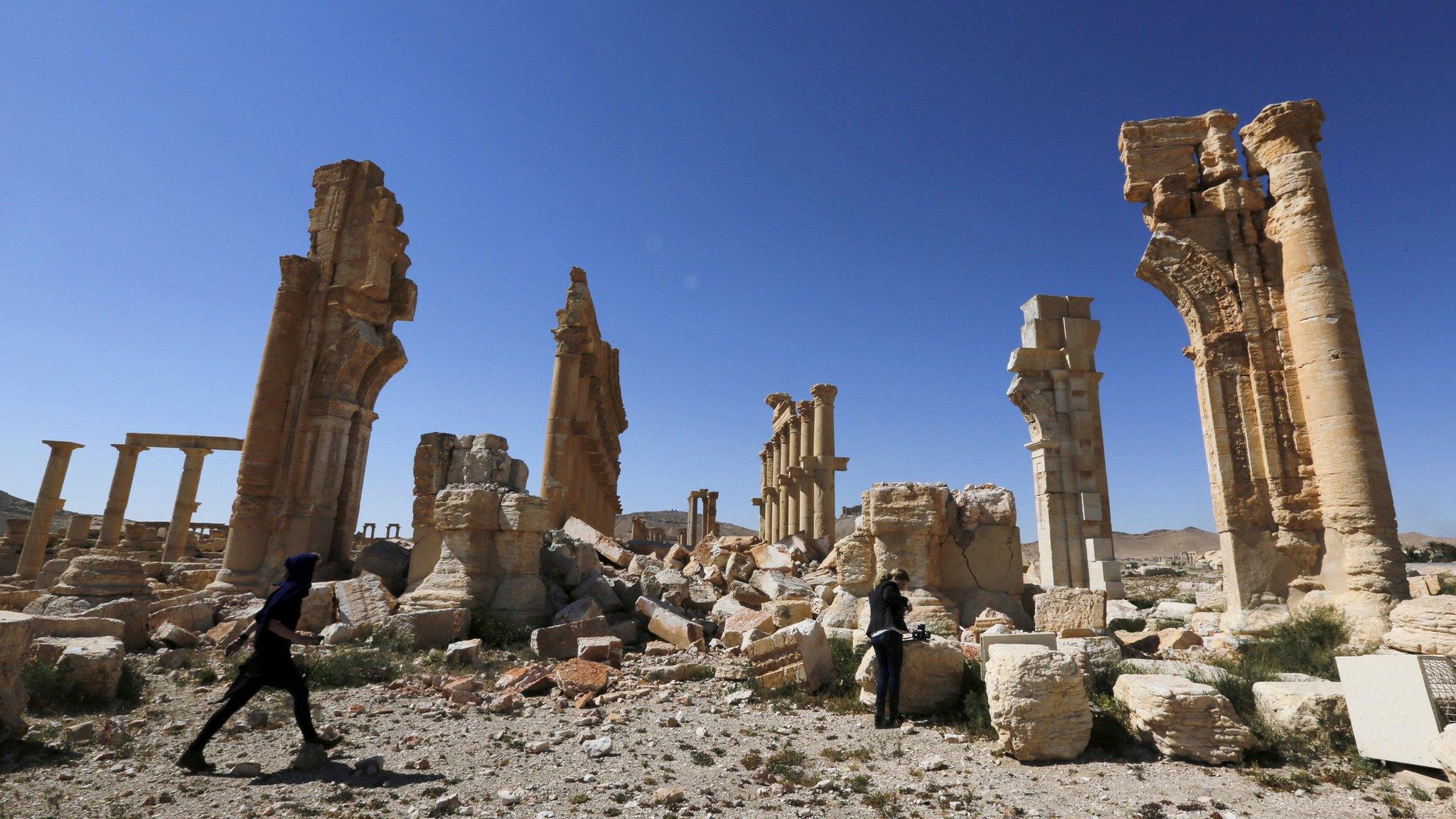 Syria: Islamic State group 'kills 12' in Palmyra - BBC News