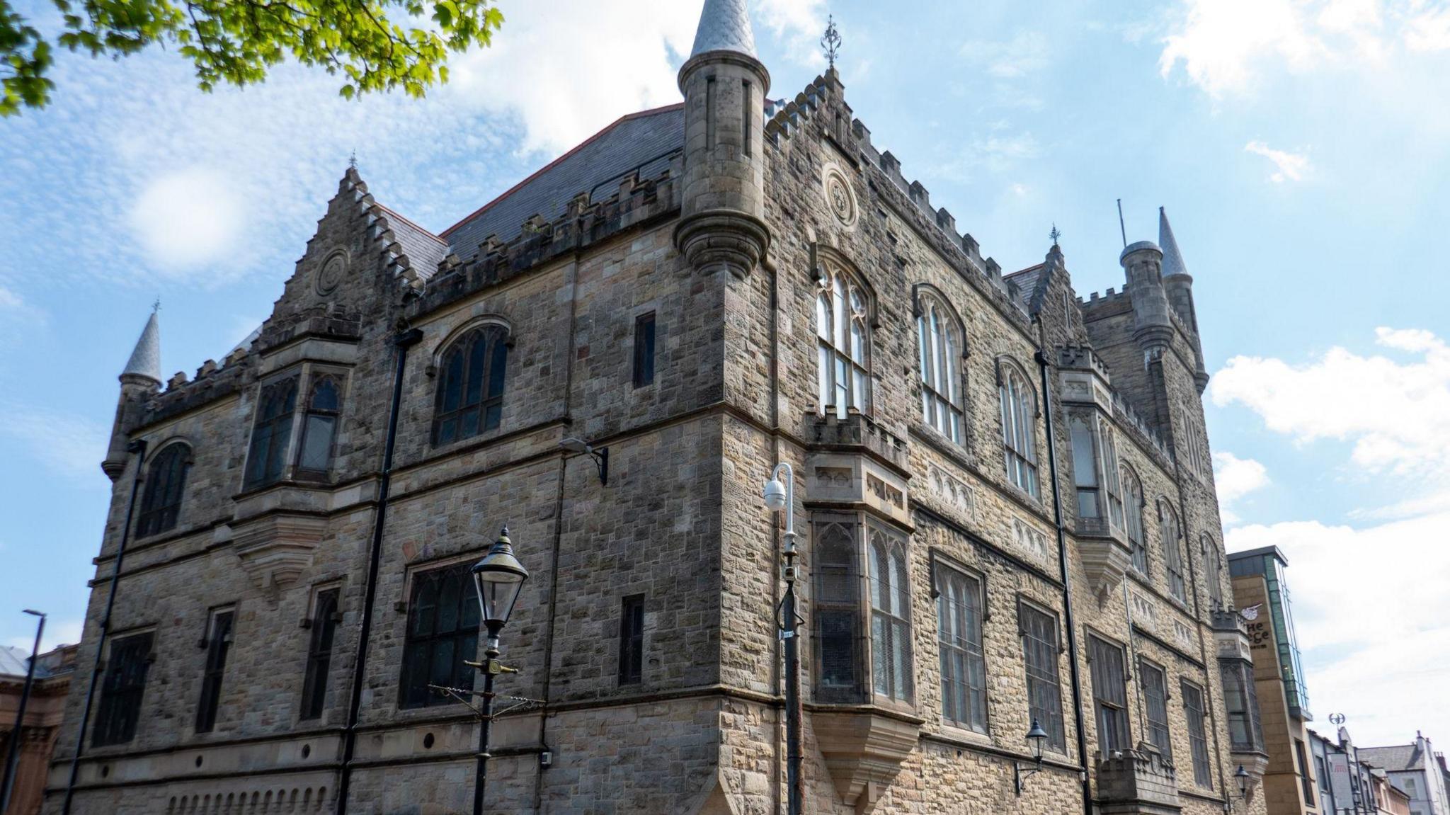 Londonderry: Sectarian graffiti on Apprentice Boys' hall condemned ...