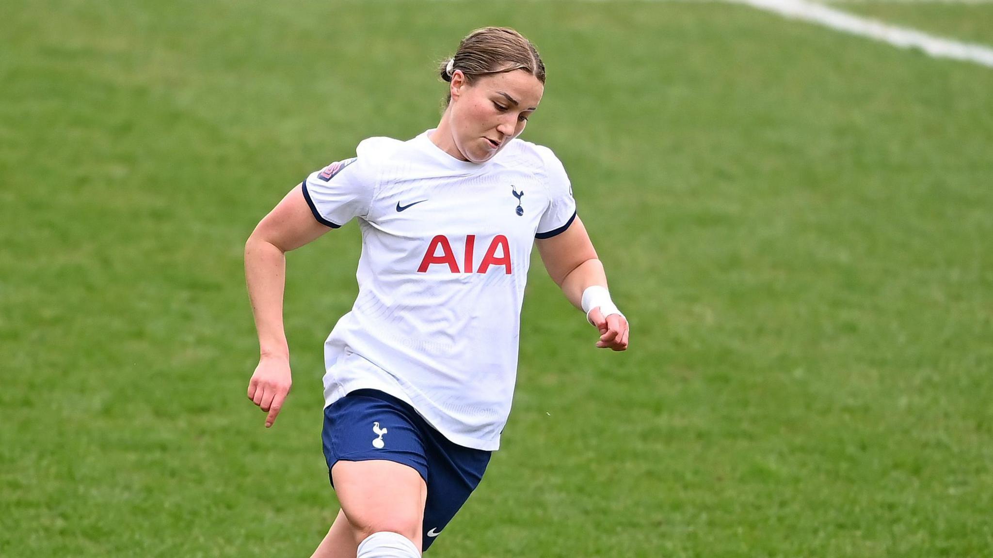 Amy James-Turner: Defender extends Tottenham deal until 2026 - BBC Sport
