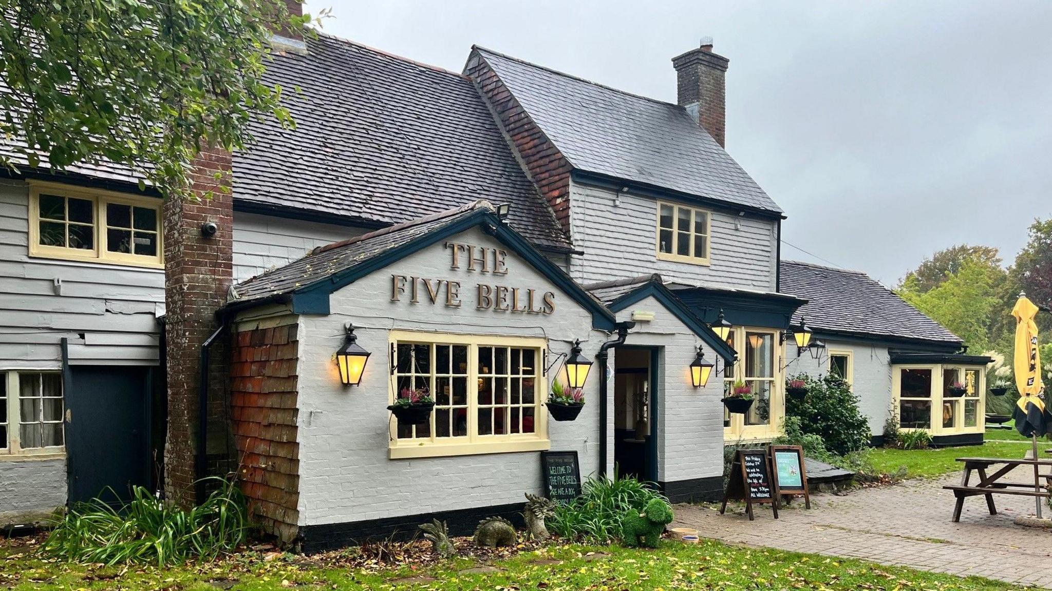 Church services held in a village pub in Chailey - BBC News