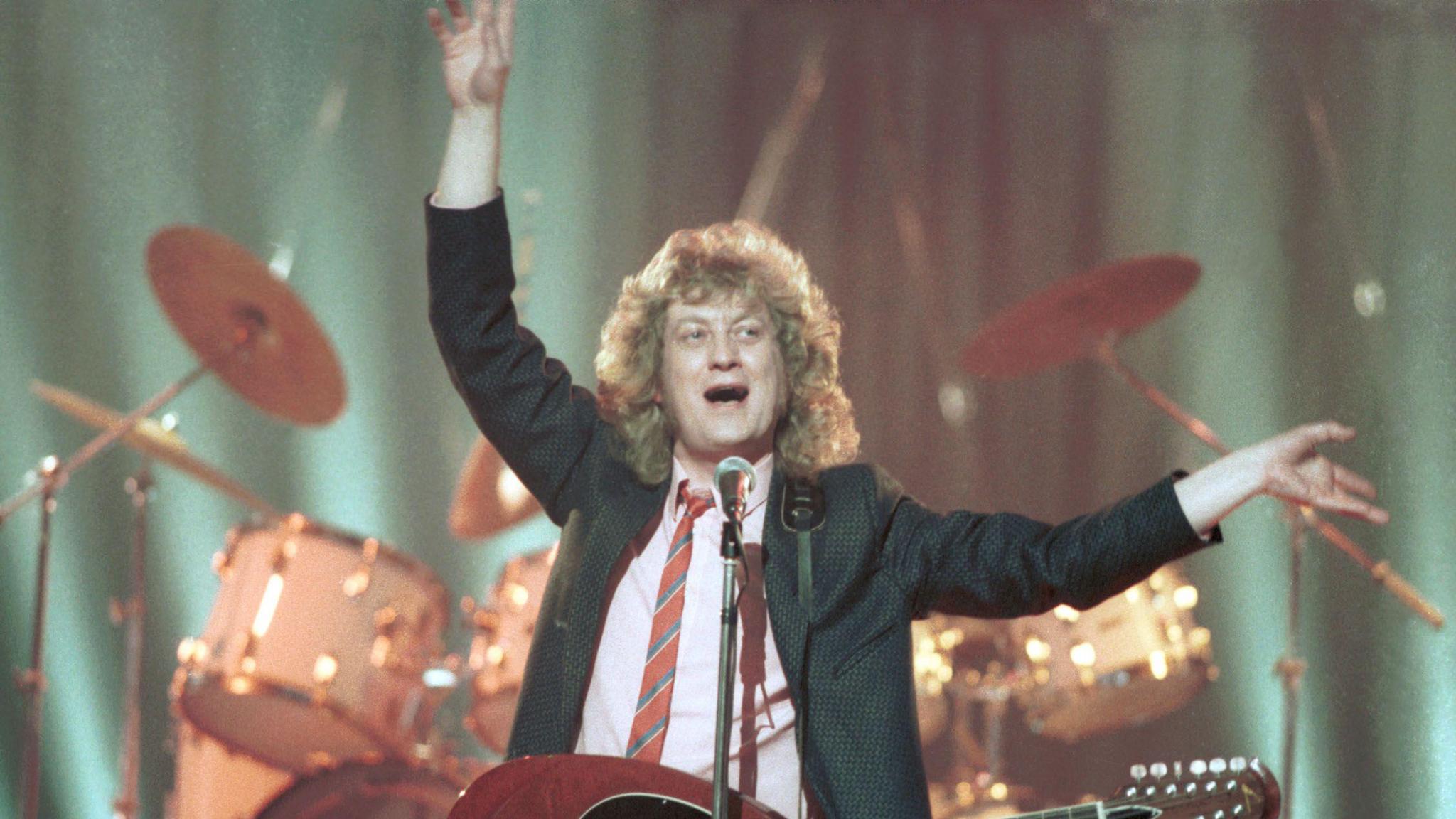 Cheshire star Tom Seals teams up with Noddy Holder for new song - BBC News