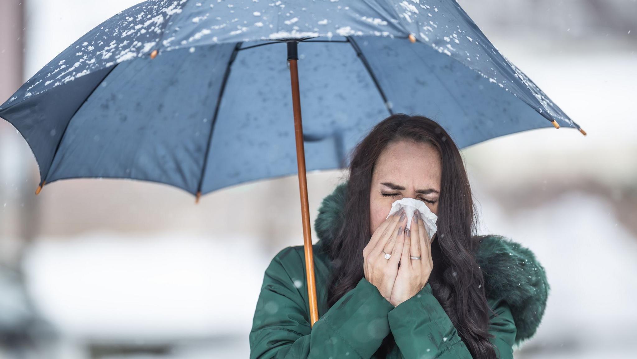 People asked to wear face masks in hospitals as flu cases rise - BBC News