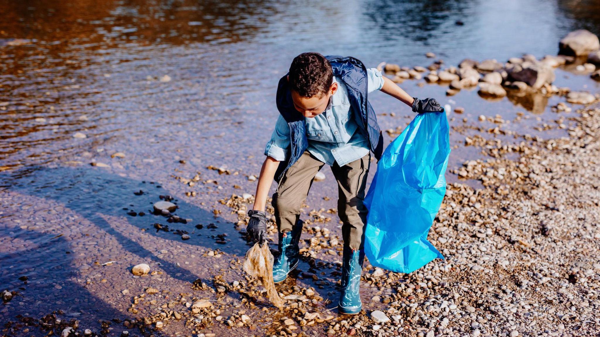 A shark-like robot cleans up litter on waterways - BBC Newsround