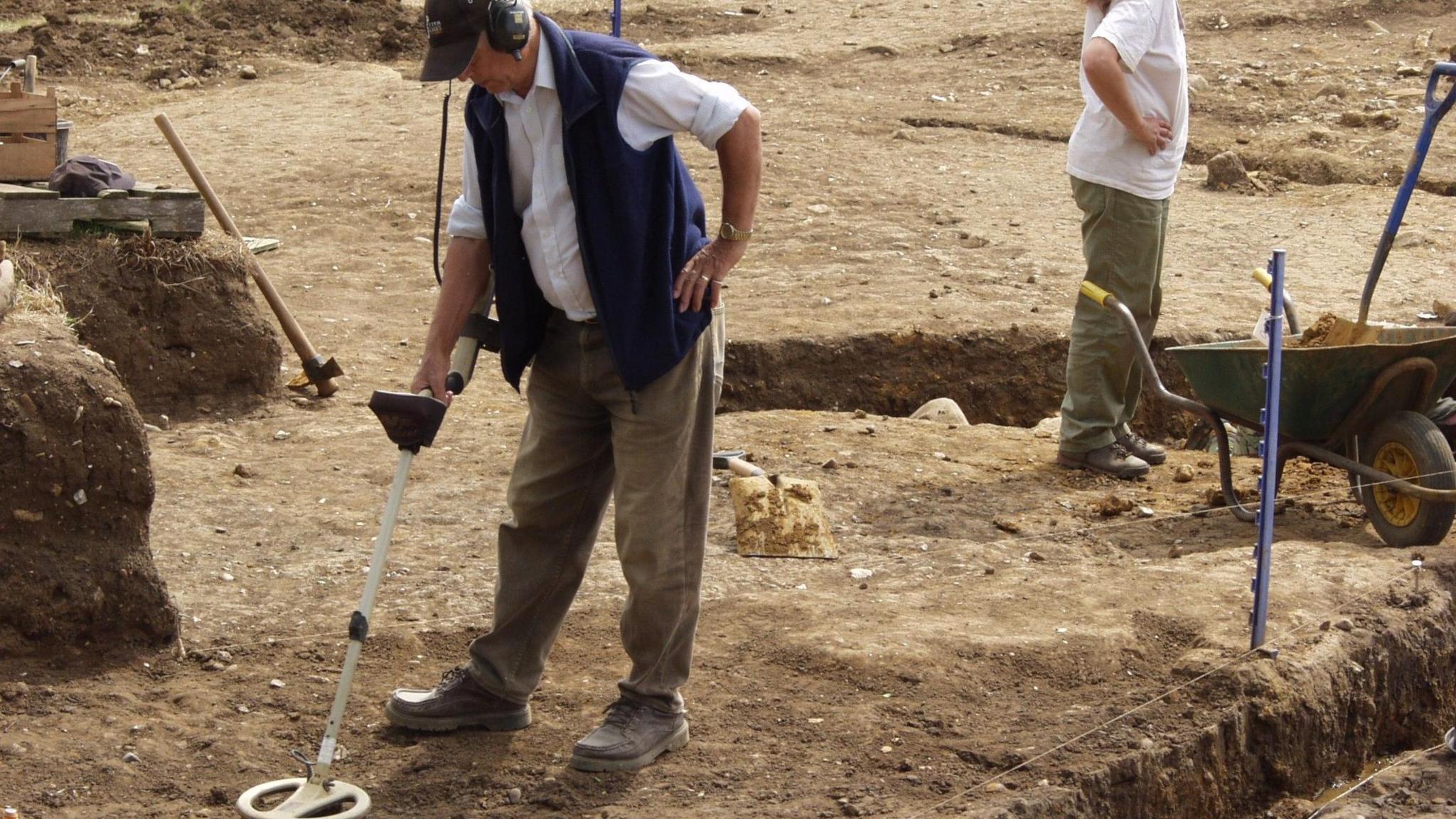 Kislingbury metal detectorist looks back at decades of finds - BBC News