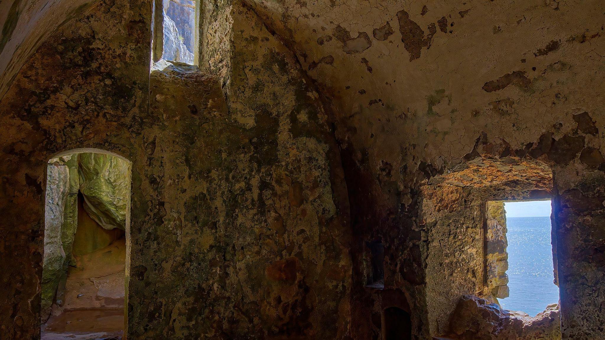St Govan's Chapel: The tiny Pembrokeshire chapel rooted in myth - BBC News